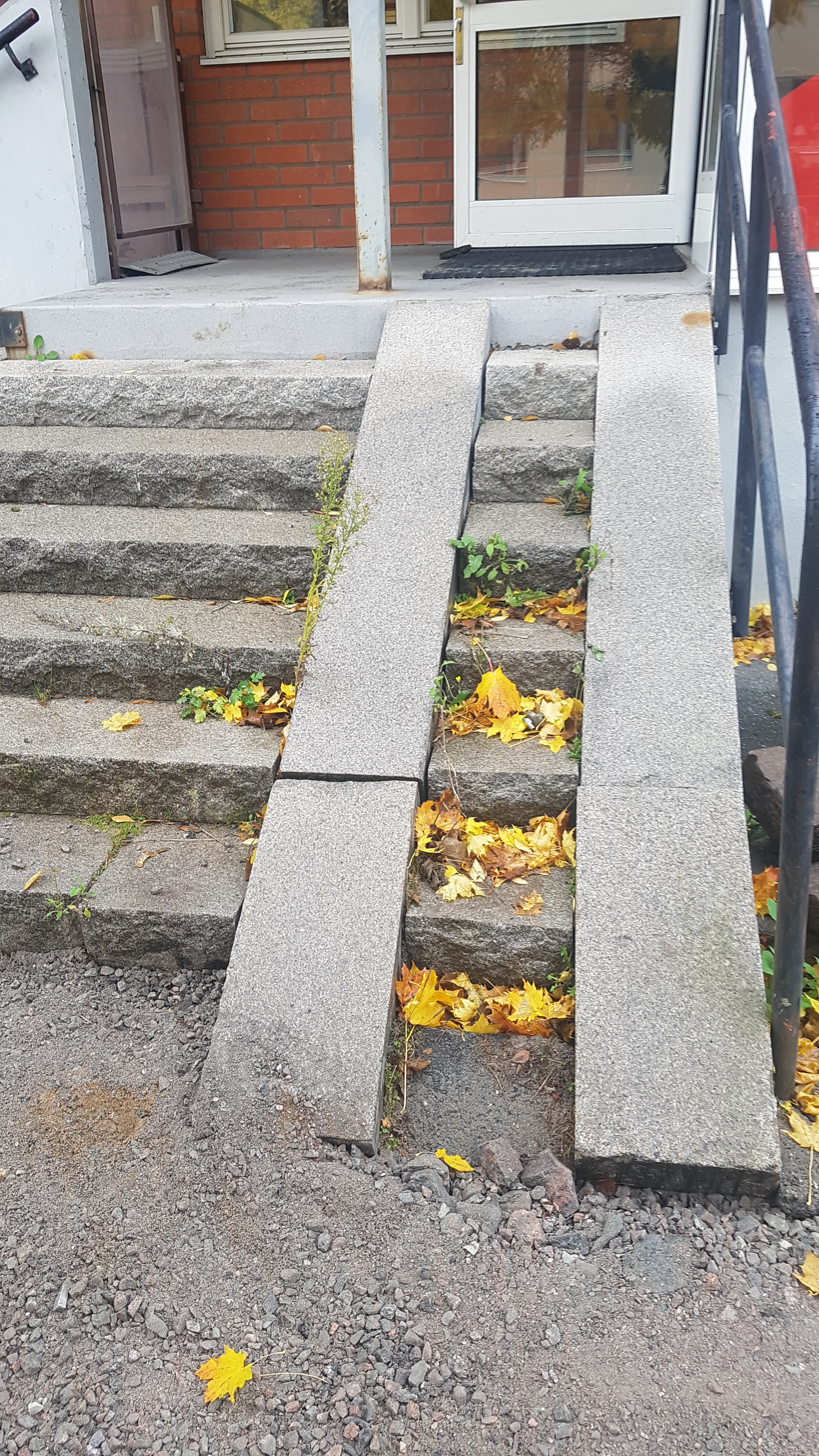 Stentrappa i hörnform av svensk granit - PS Auction – Vi värderar ...