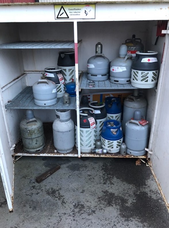 AGA LPG cabinet with 17 LPG bottles - PS Auction - We value the future ...