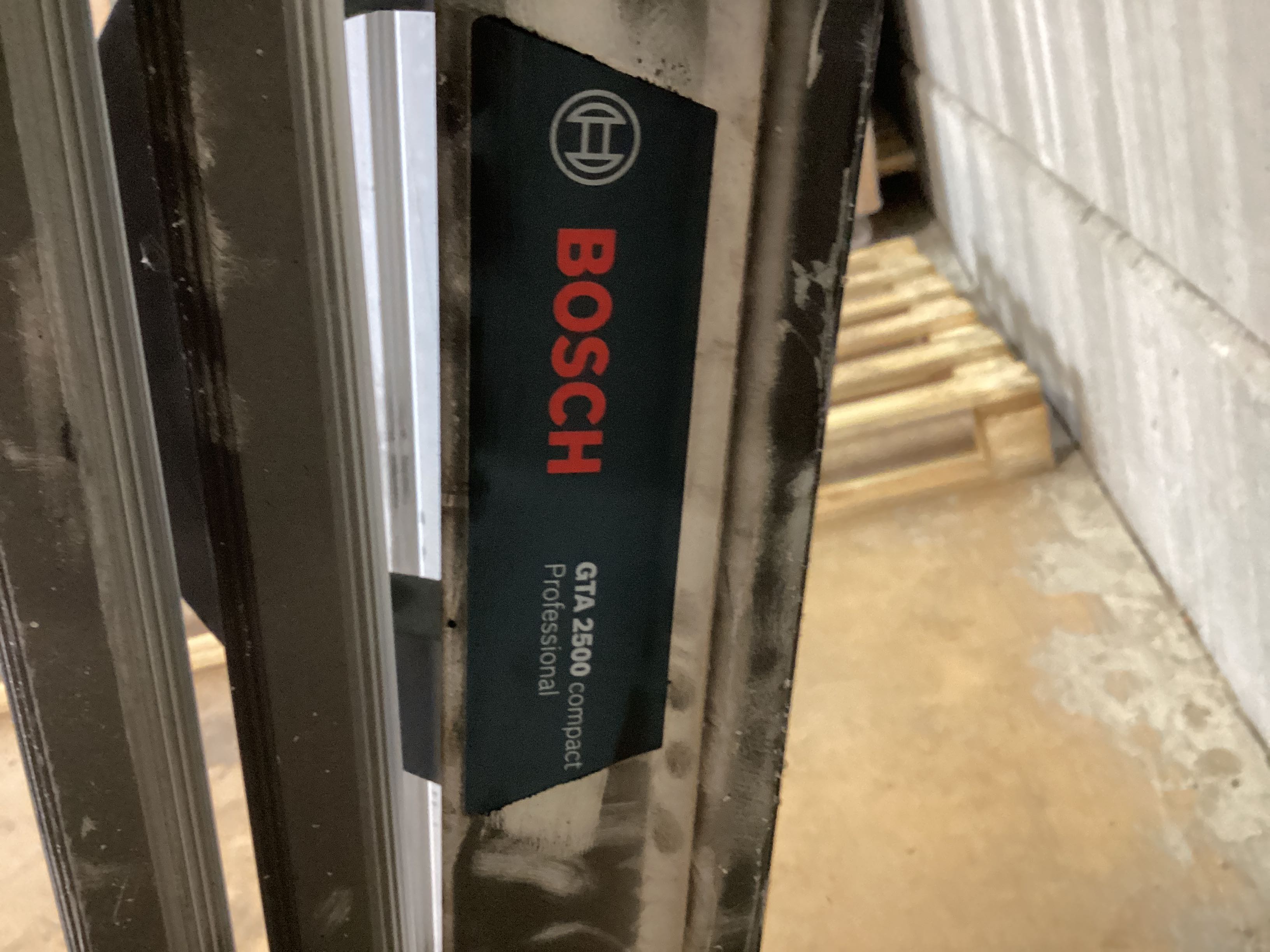 Metallkap, polermaskin, sågbord (BOSCH) - PS Auction - We value the ...