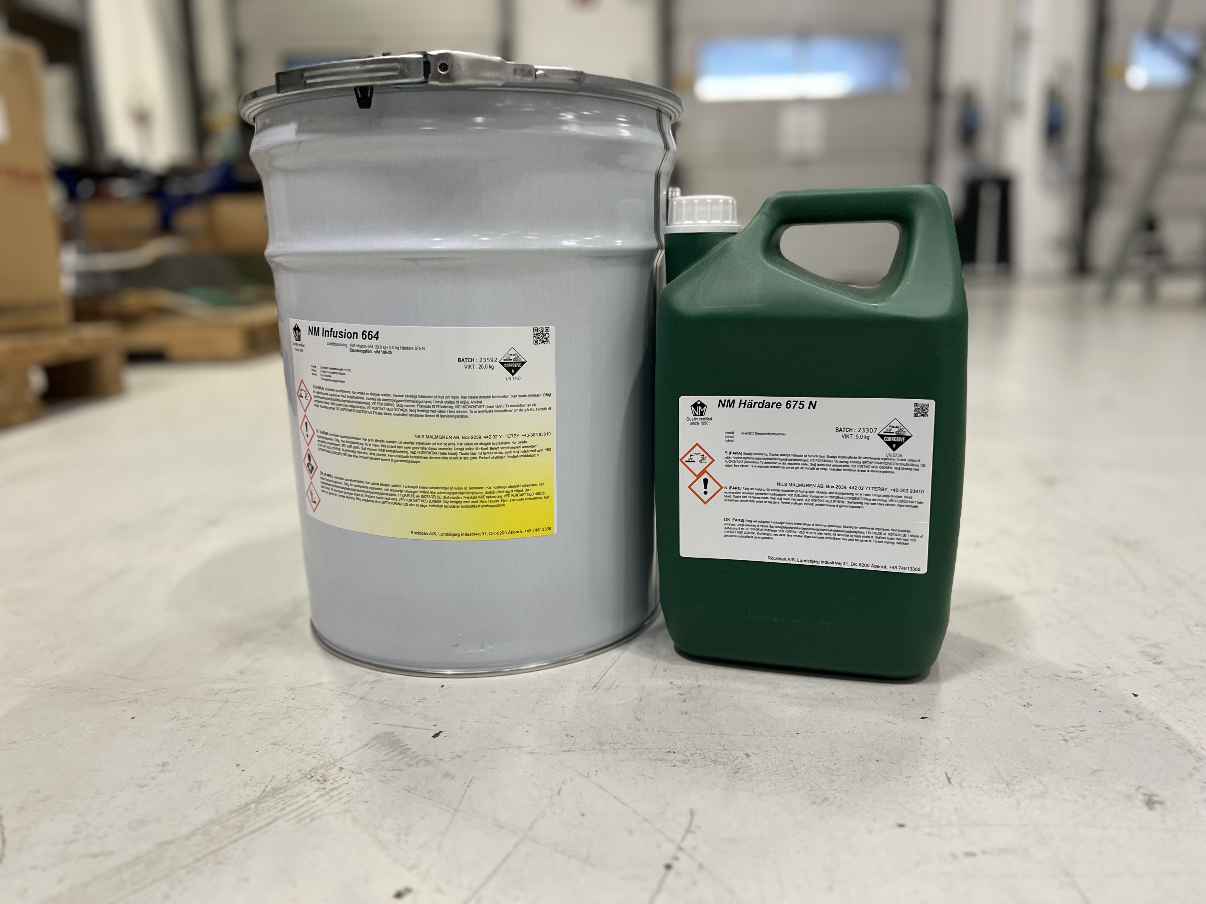 Set with epoxy and hardener. 20+5 kg - PS Auction - We value the future ...