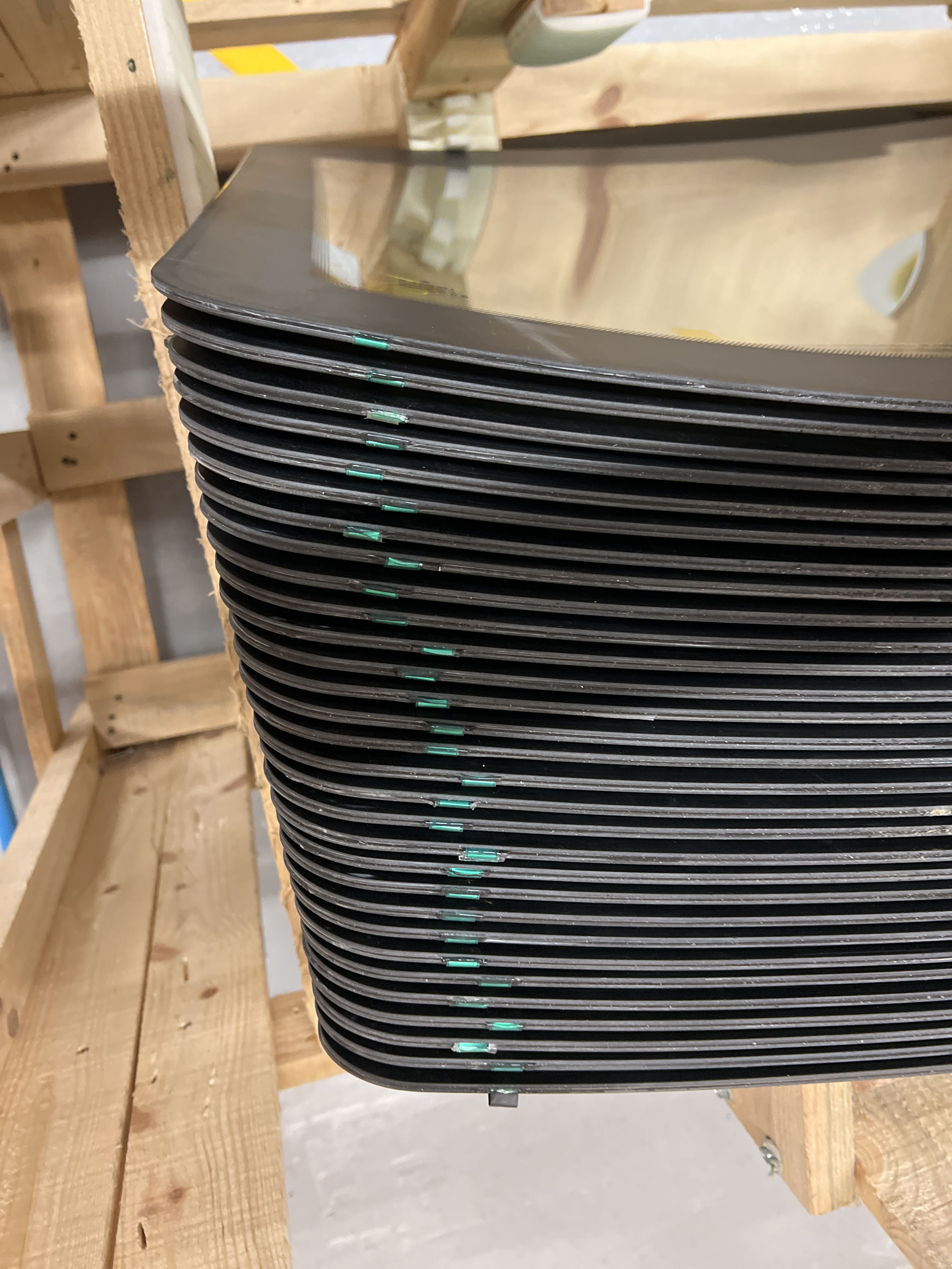 5 pallets with windshields for electric vehicles - PS Auction - We ...