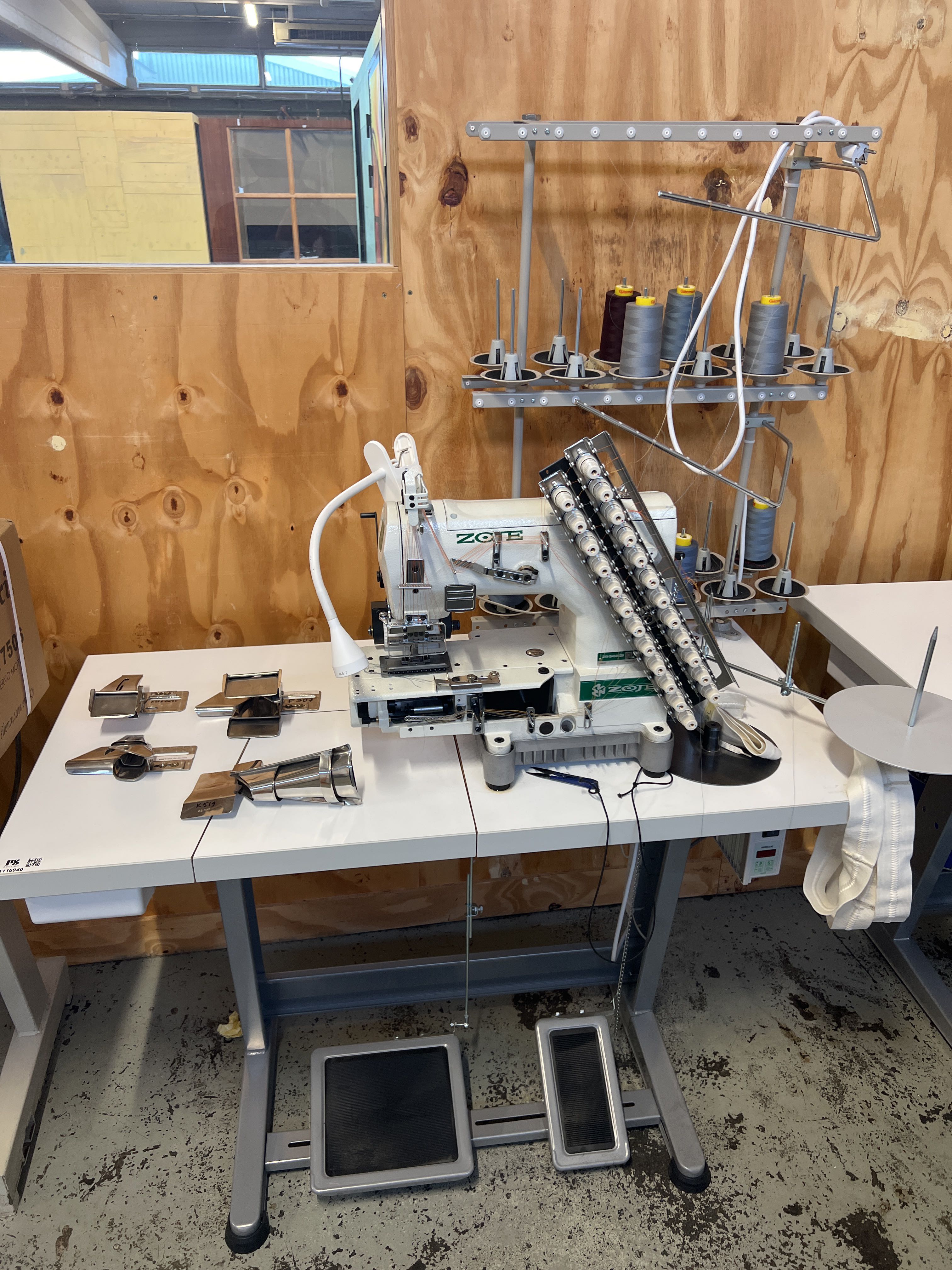 12 nåls Symaskin Zoje med bord & pedaler - Auktioner online - Nätauktioner & Konkursauktioner ...