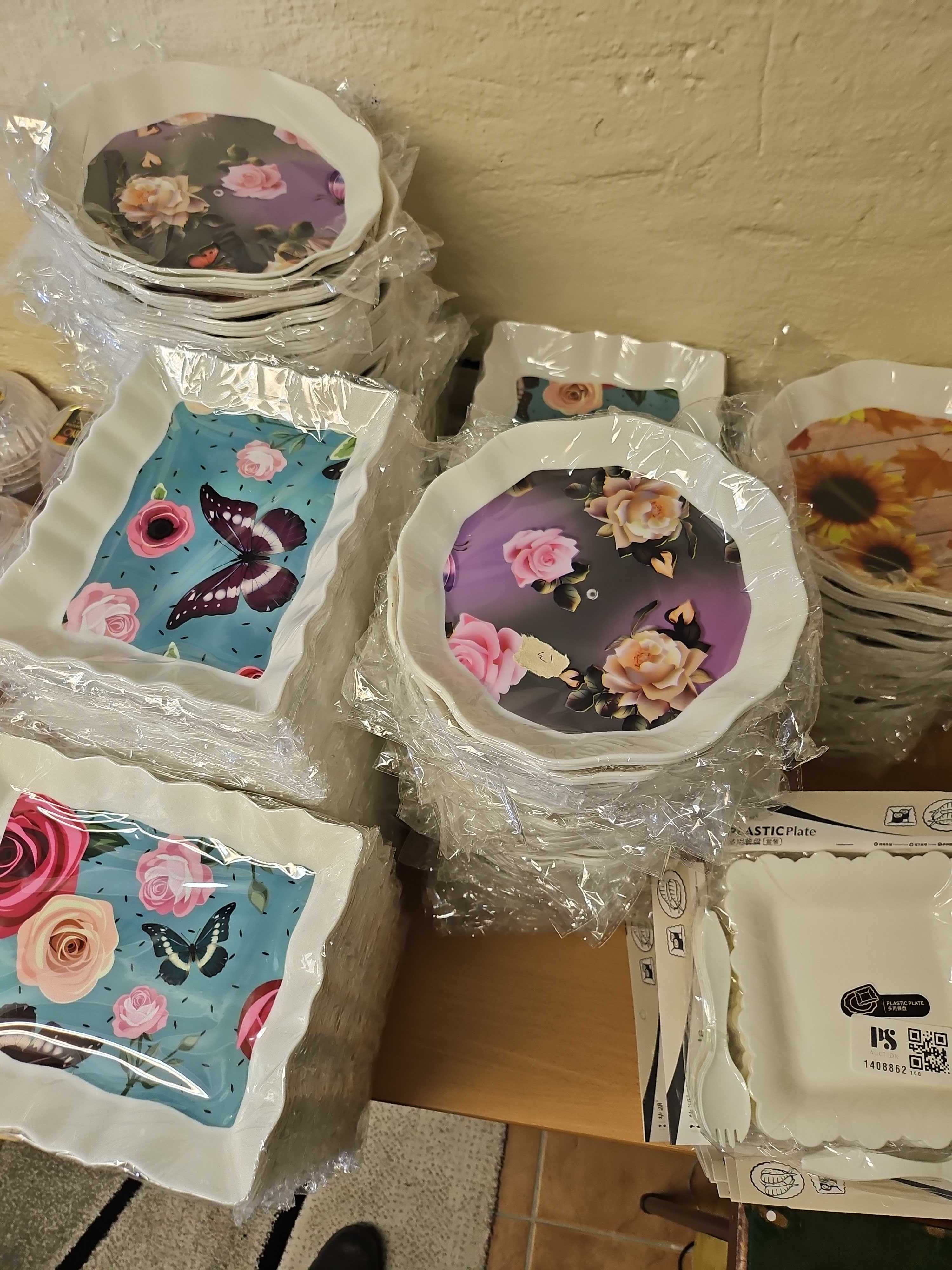 Plates, plastic, various models and patterns - PS Auction - We value ...