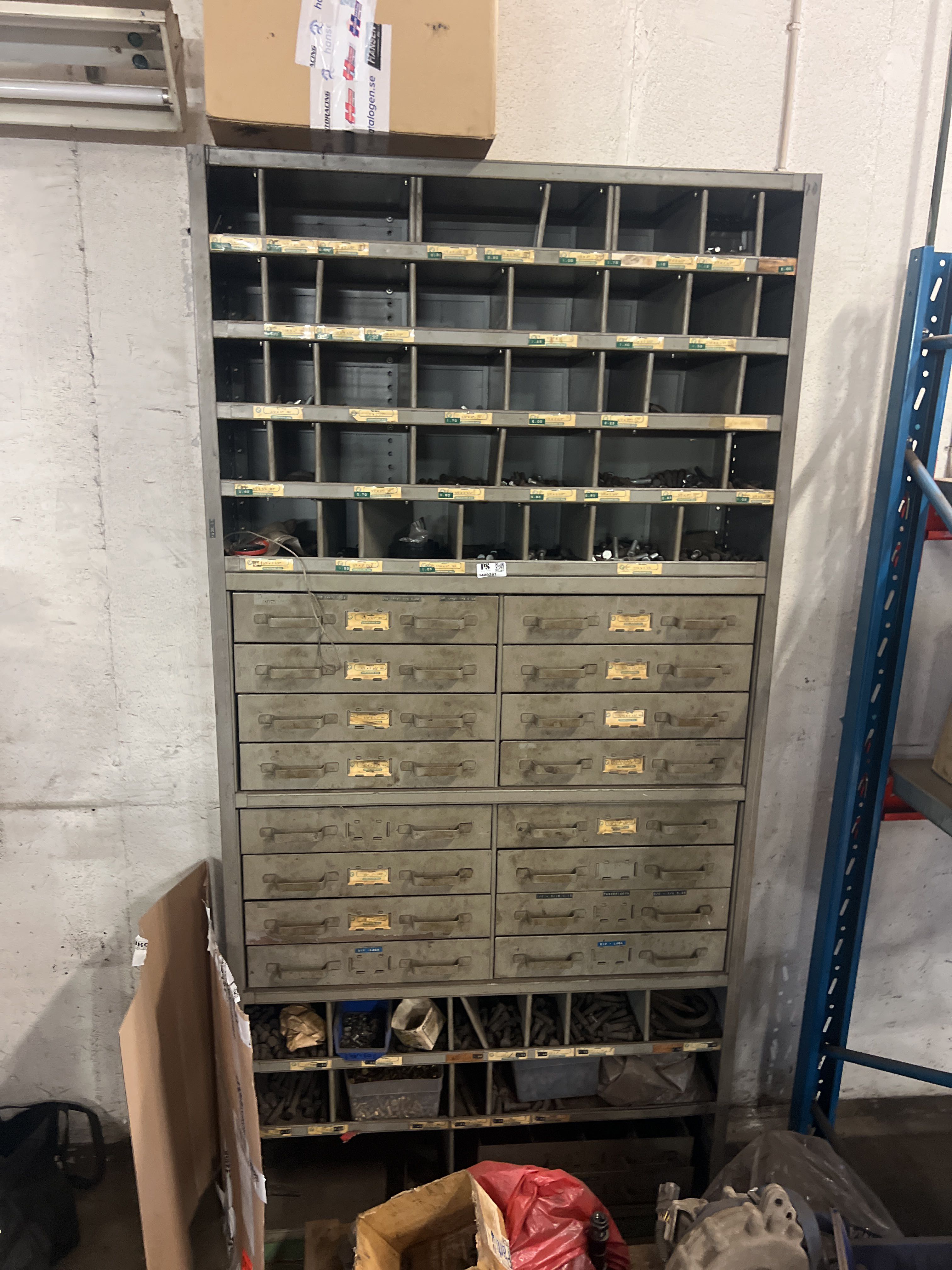 Plåthylla med innehåll - mutter, bult, brickor, mm. - Auktioner online ...