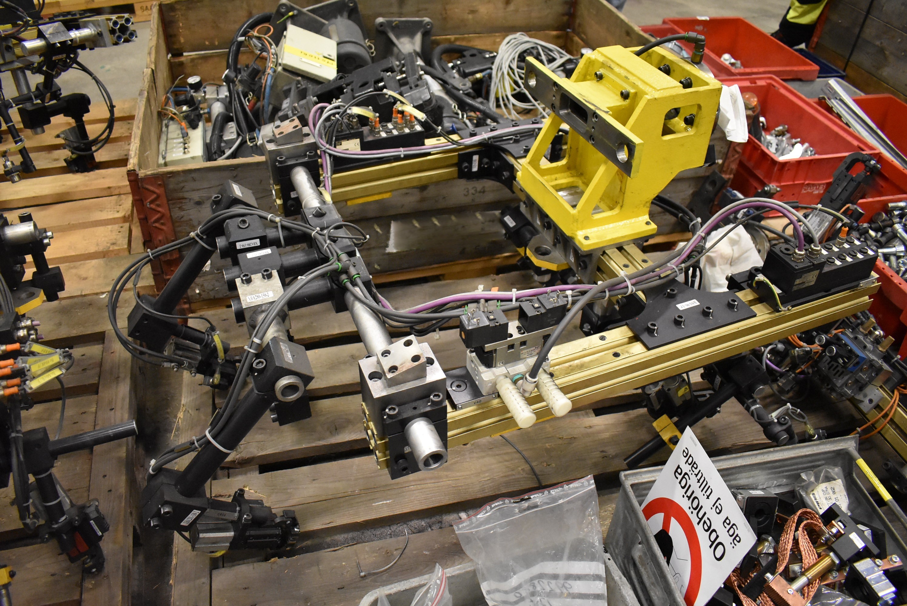 Robot gripping tools, various nibbles, earthing devices. - PS Auction ...