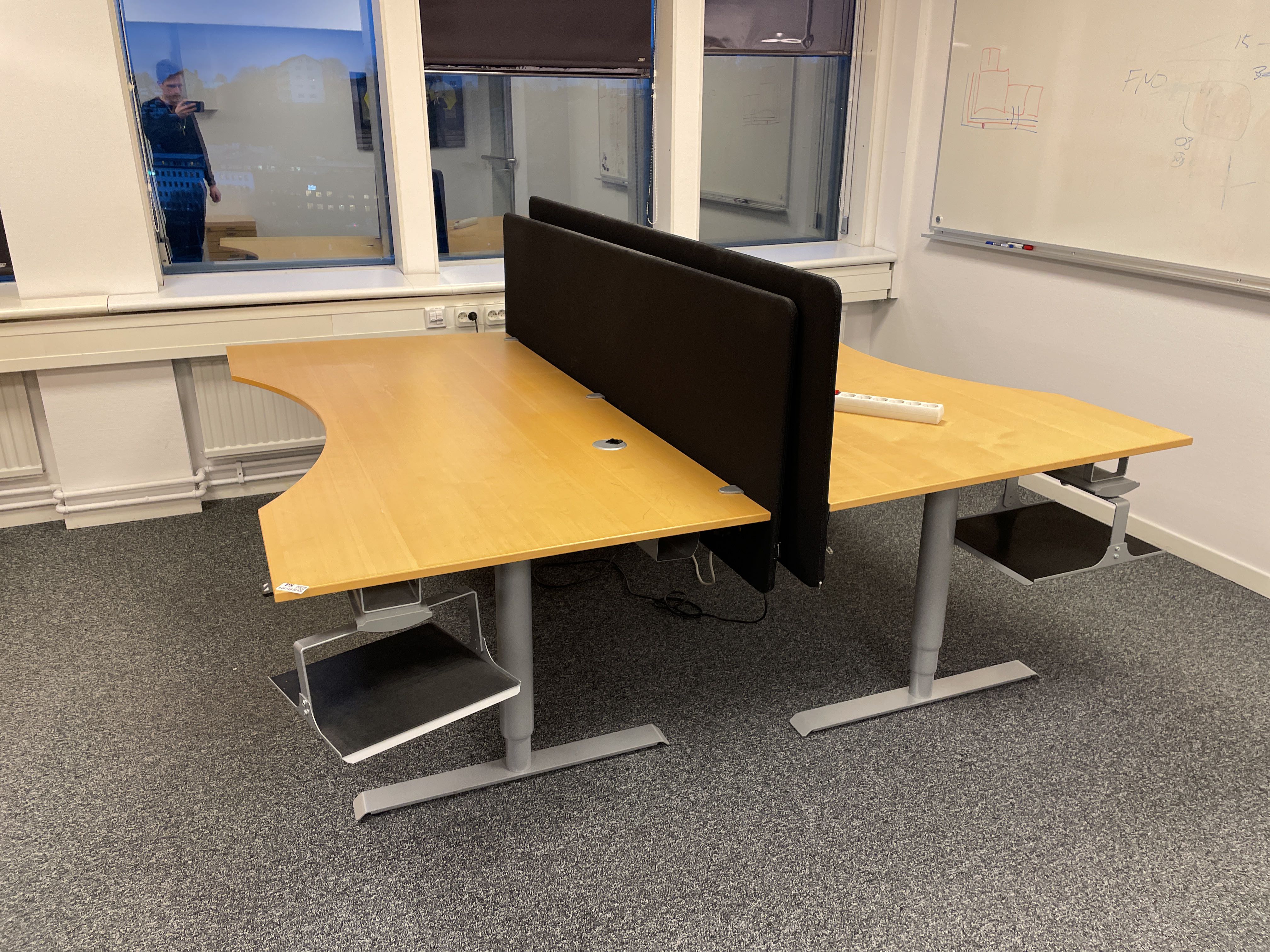 Raised and lowerable desks, 2 pieces - PS Auction - We value the future ...