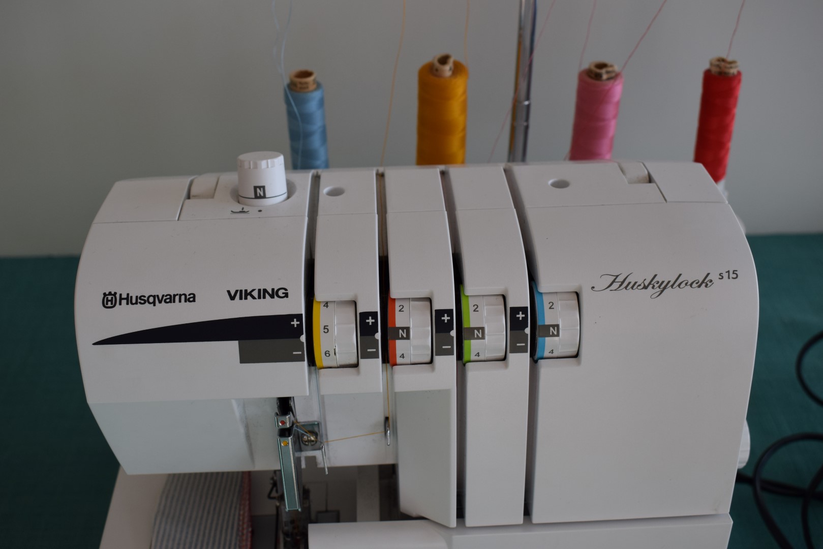 Overlock symaskin Huskvarna Viking Huskylock S15 - Auktioner online ...