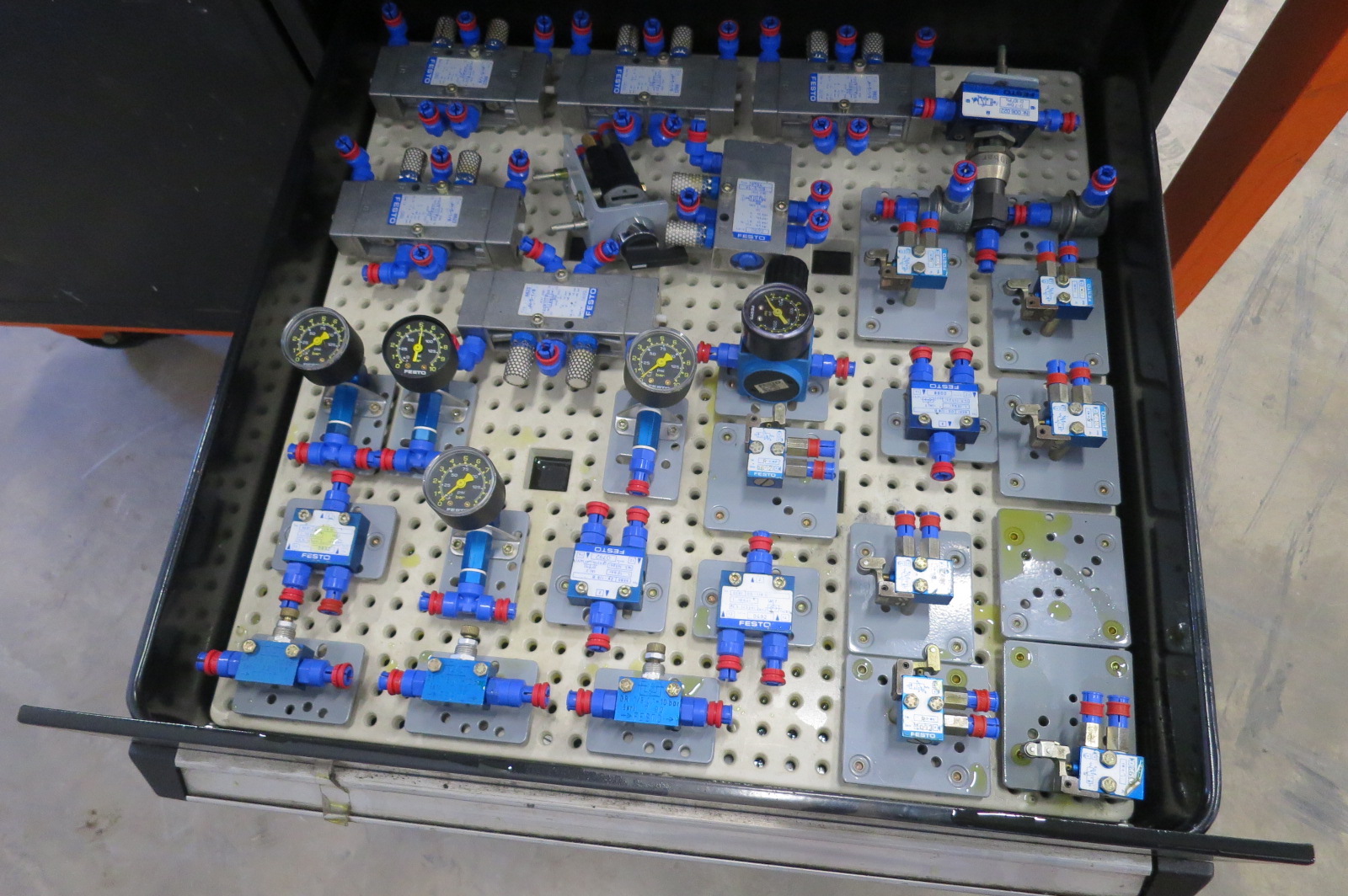 Hydraulic/pneumatics bench / test station Festo - PS Auction - We value ...