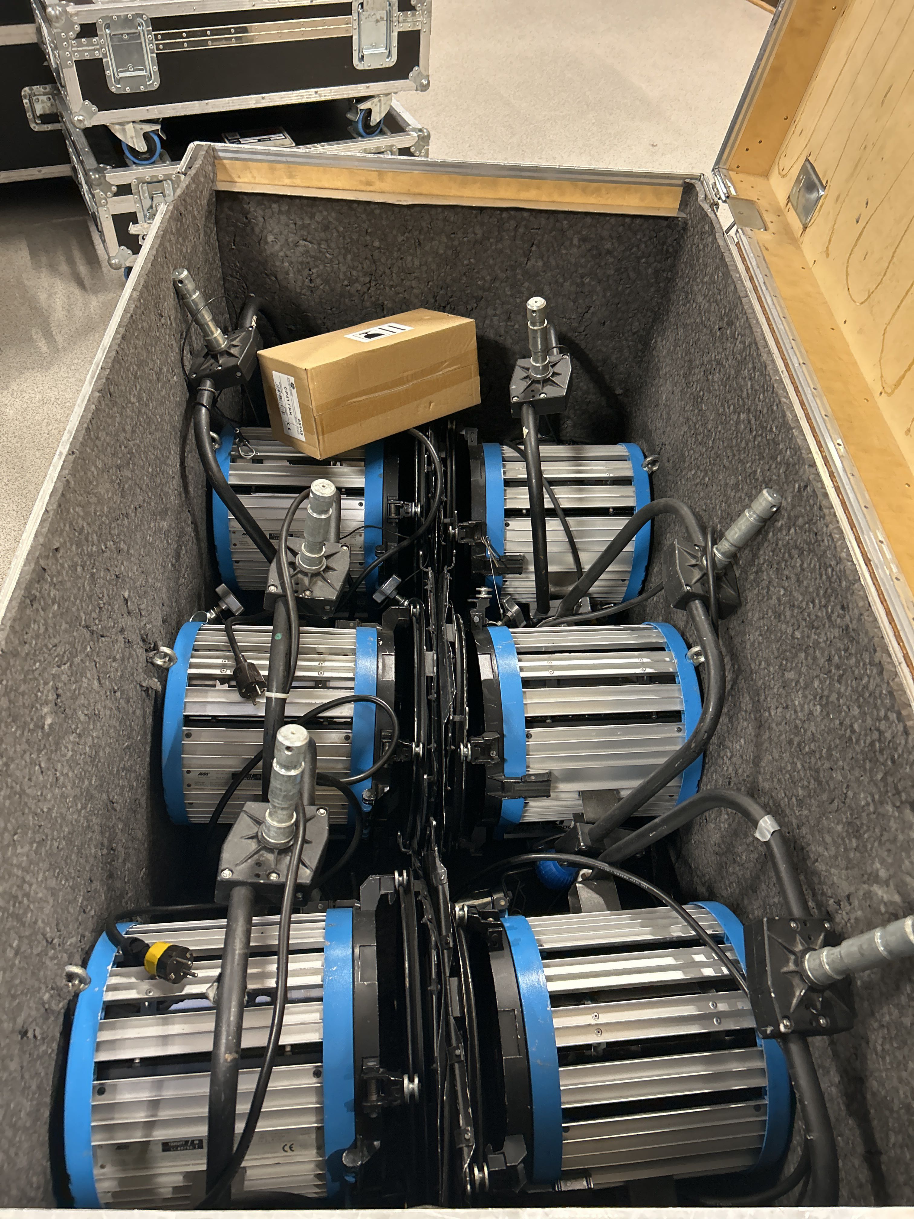 Scenarmaturer 6 st med fästen i case – Arri Studio 2000 - Auktioner ...