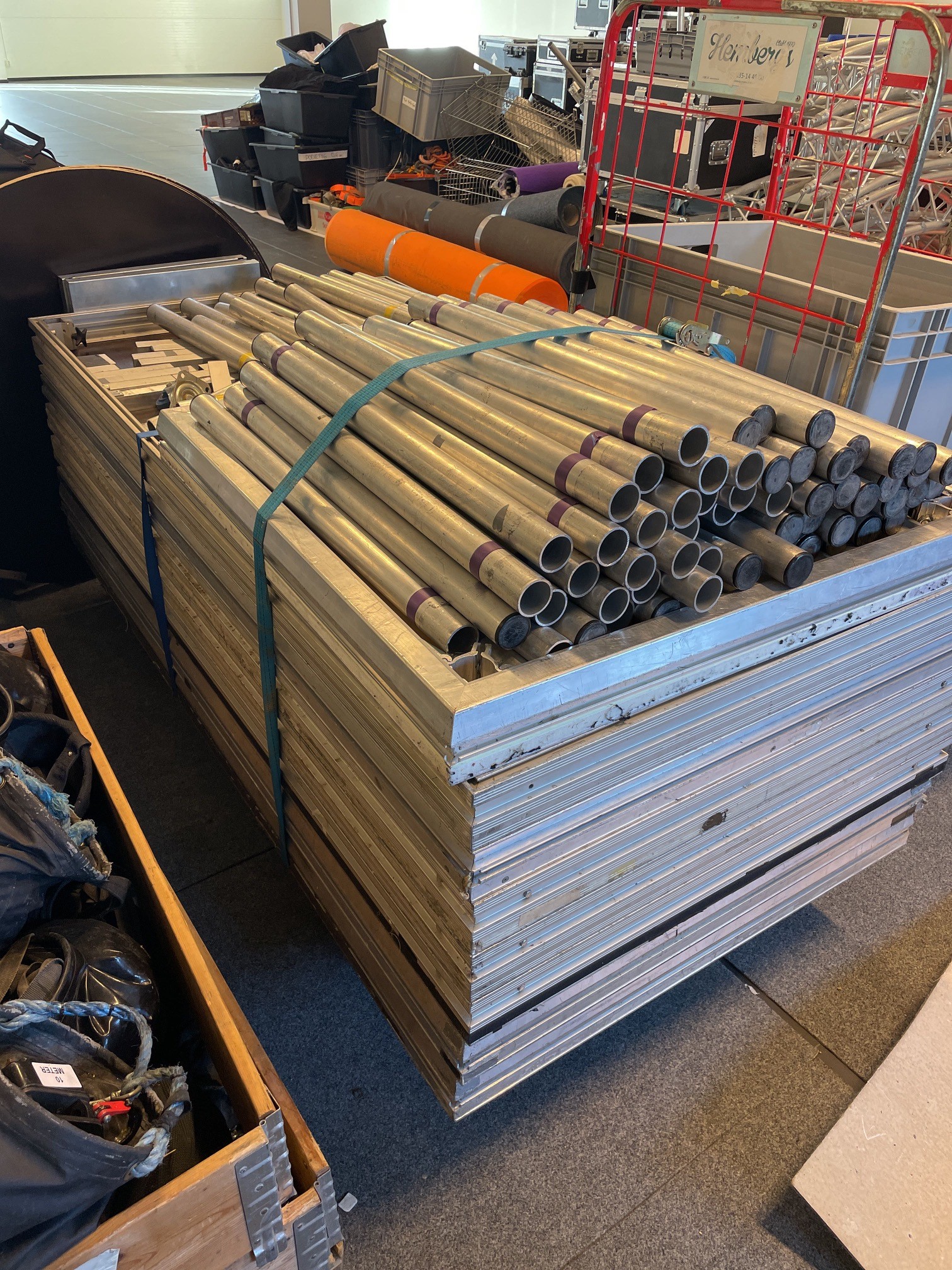 Komplett podie, ca 7 stycken om 100x200cm - Auktioner online ...