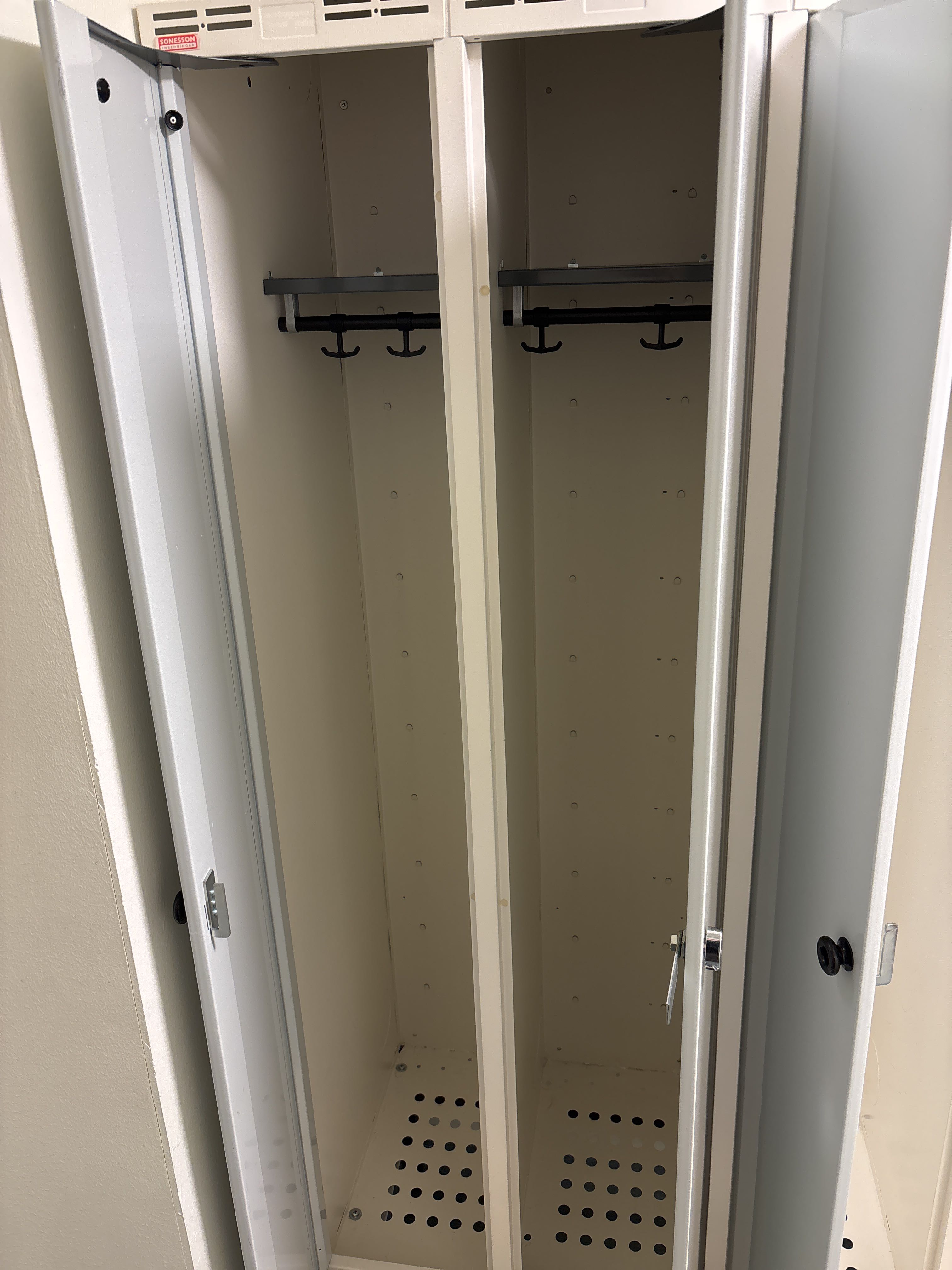 Wardrobe with bench seat – 4 doors - PS Auction - We value the future ...