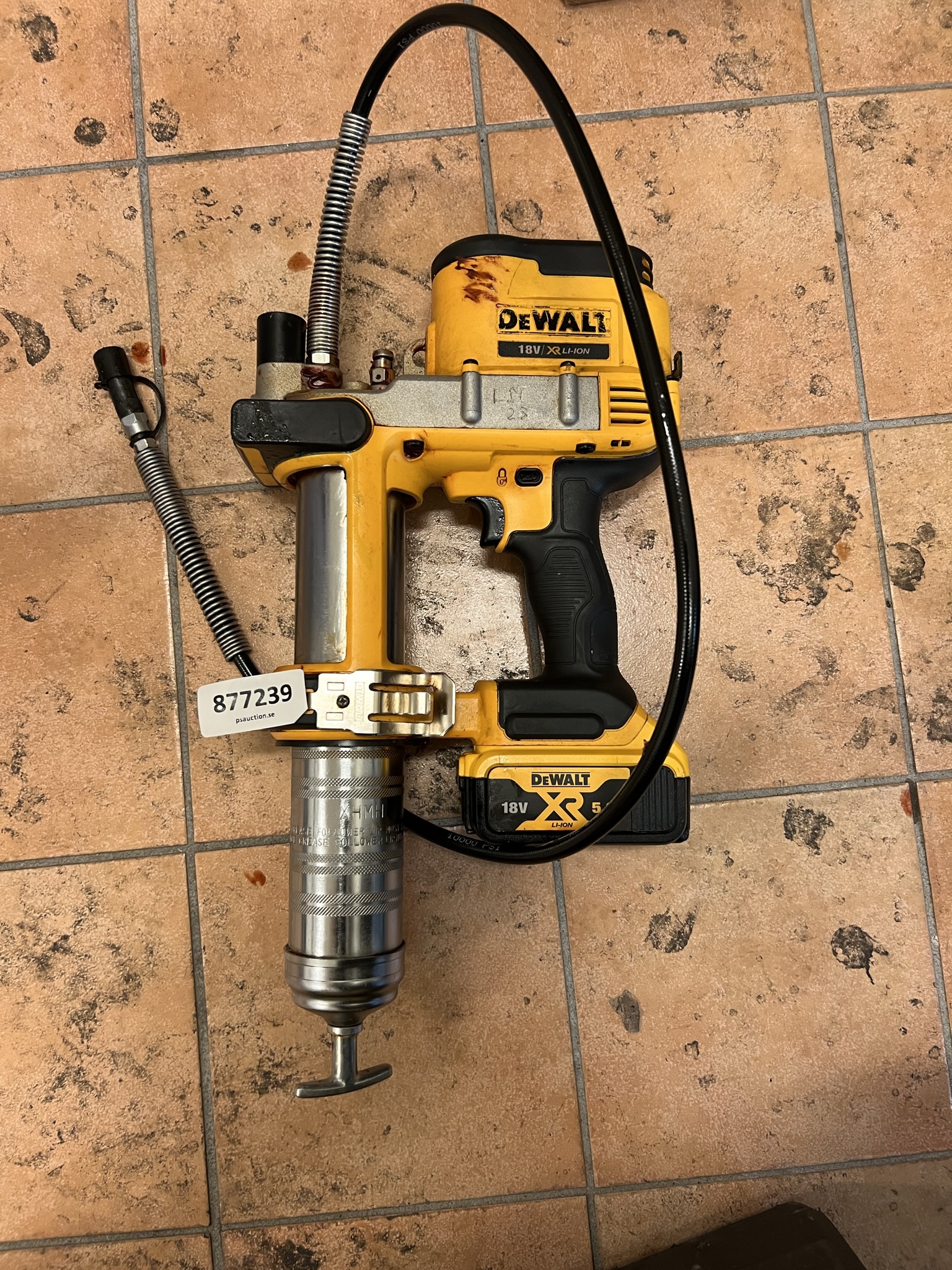Dewalt lubricating sprayer DCGG571 with 5Ah battery - PS Auction - We ...