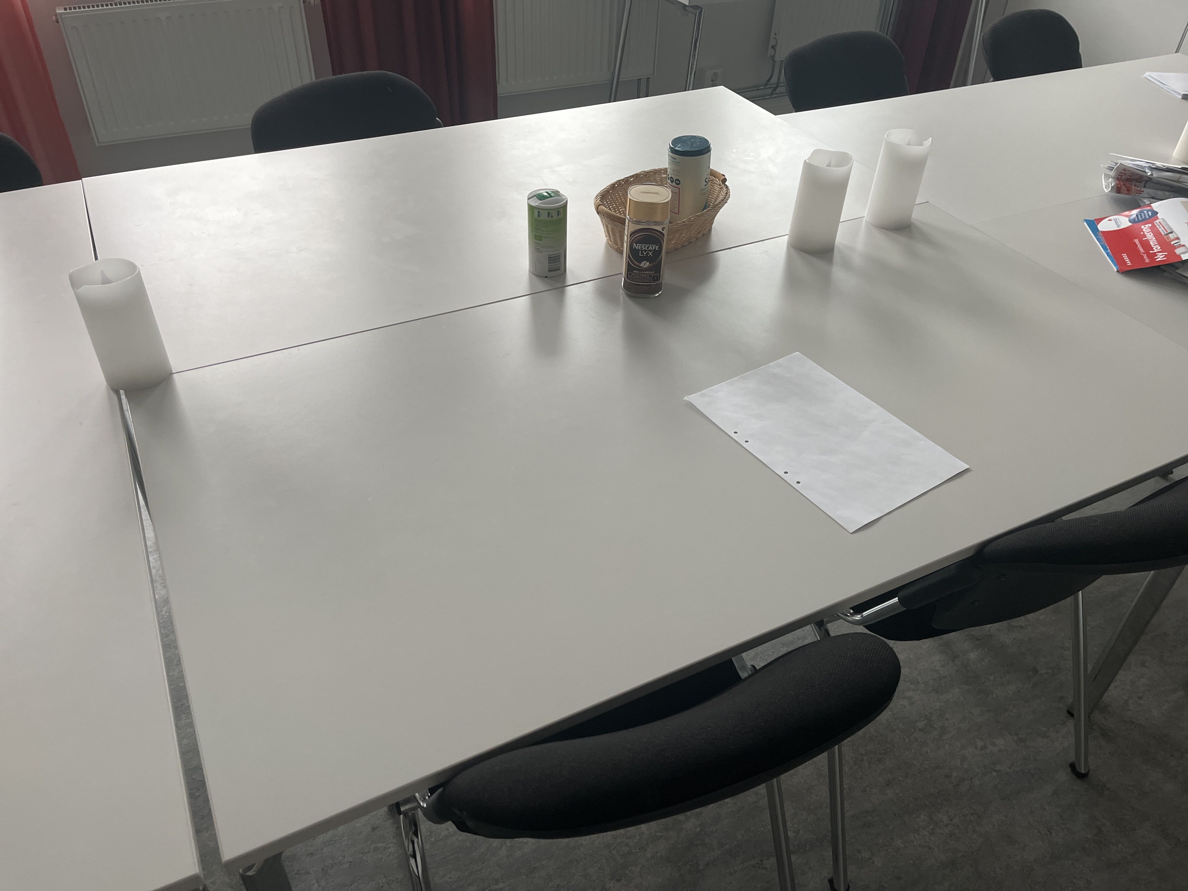 Möblemang lunchrum - 7st bord, 8st stolar med mera - Auktioner online ...