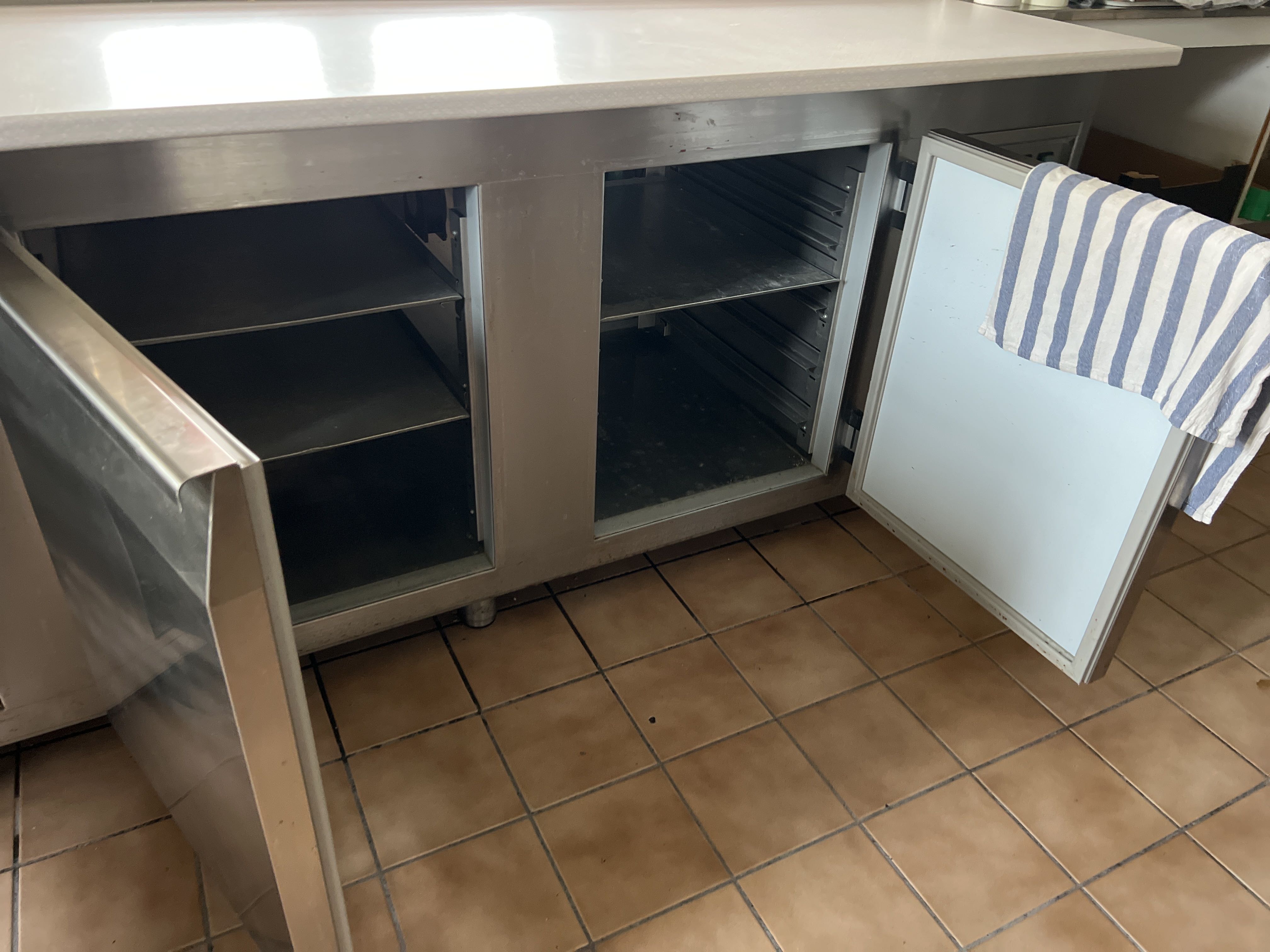 Pizza cooler with chute & 3 doors - PS Auction - We value the future ...
