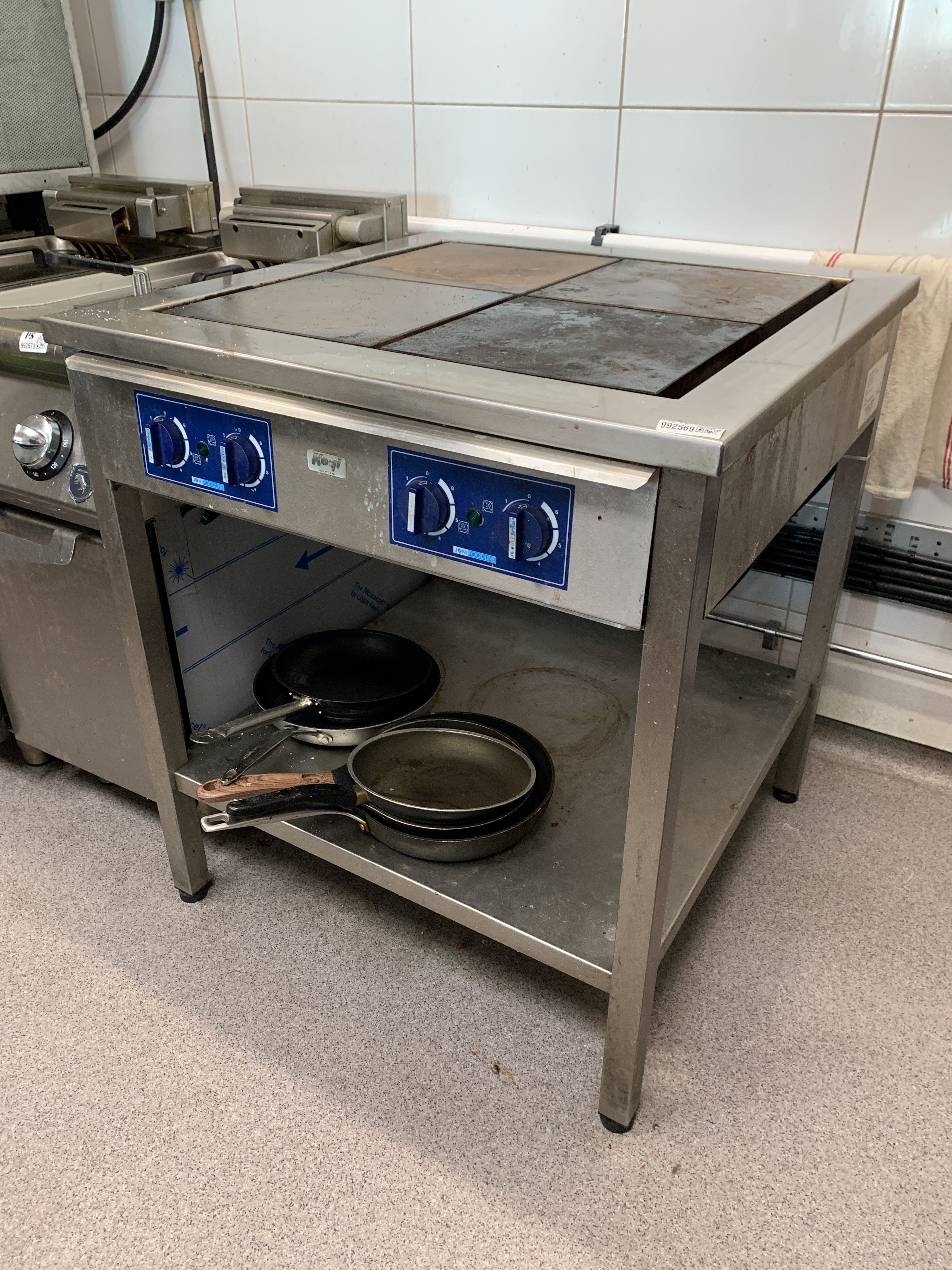 Restaurant stove with four plates Jøni MKK-4 - PS Auction - We value ...