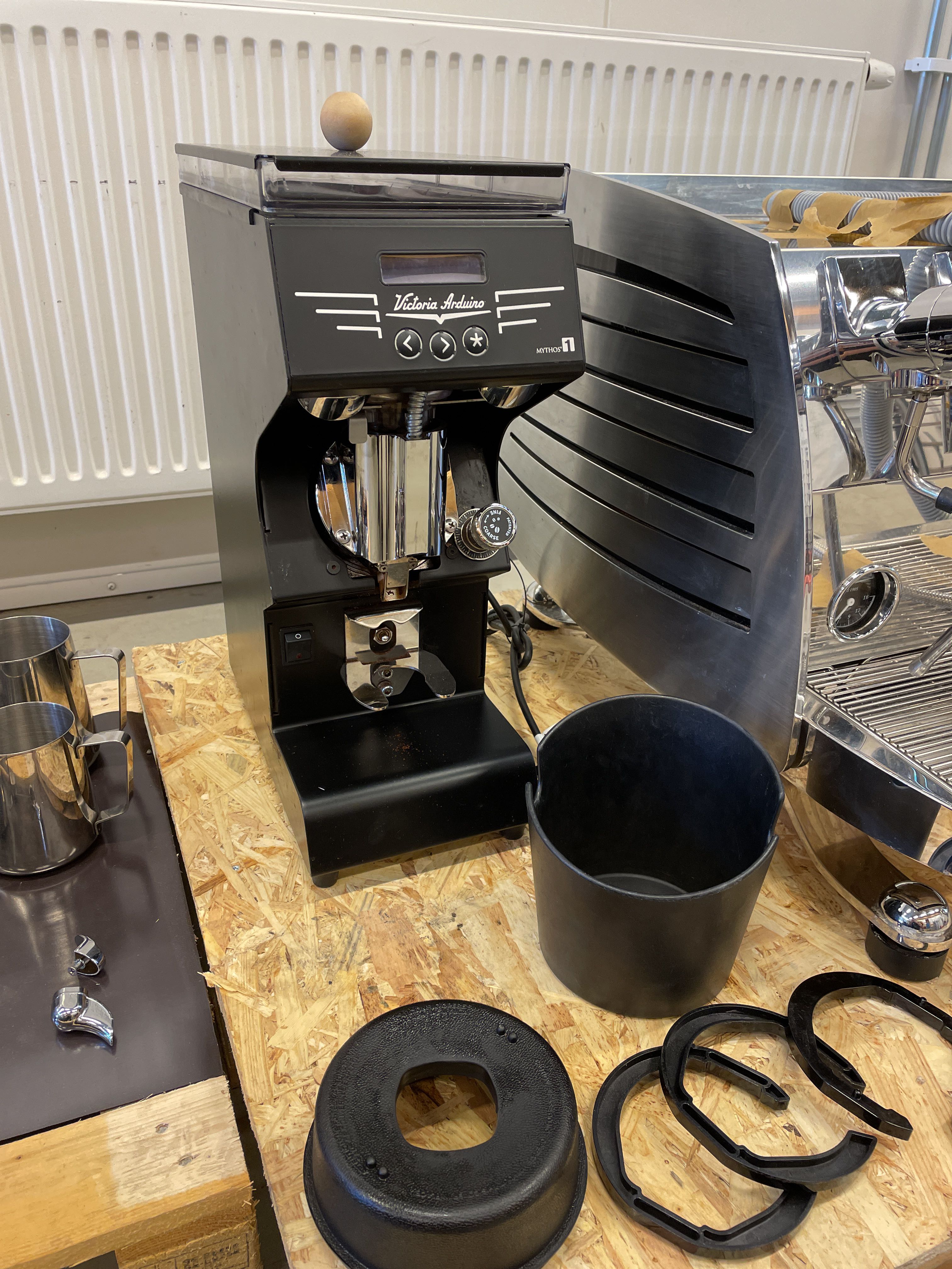 Espresso machine Victoria & Espresso grinder Mythos - PS Auction - We ...