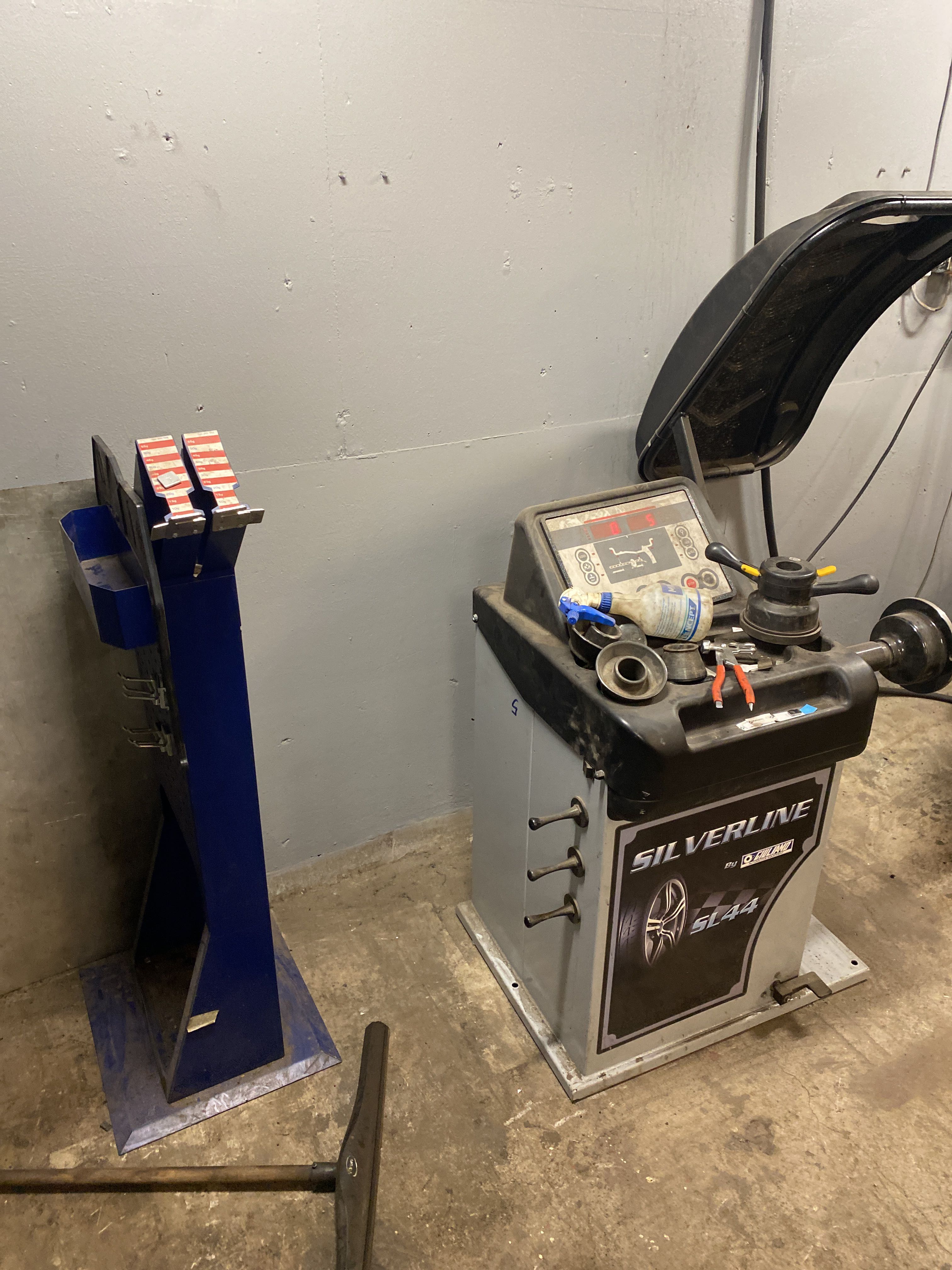 Tire balancing machine Silverline SL44 - PS Auction - We value the ...