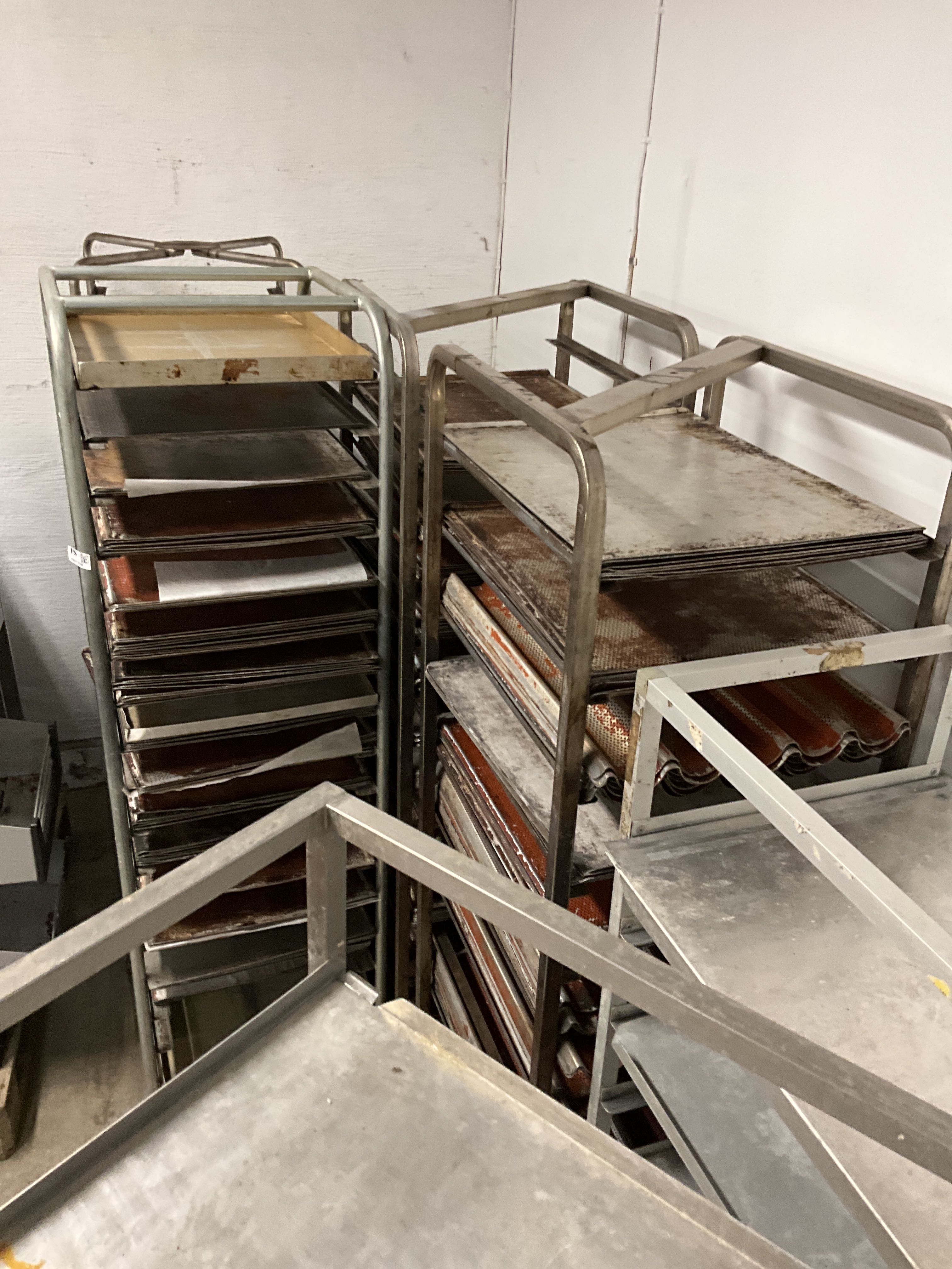 Bakery trolleys with plates - PS Auction - We value the future ...