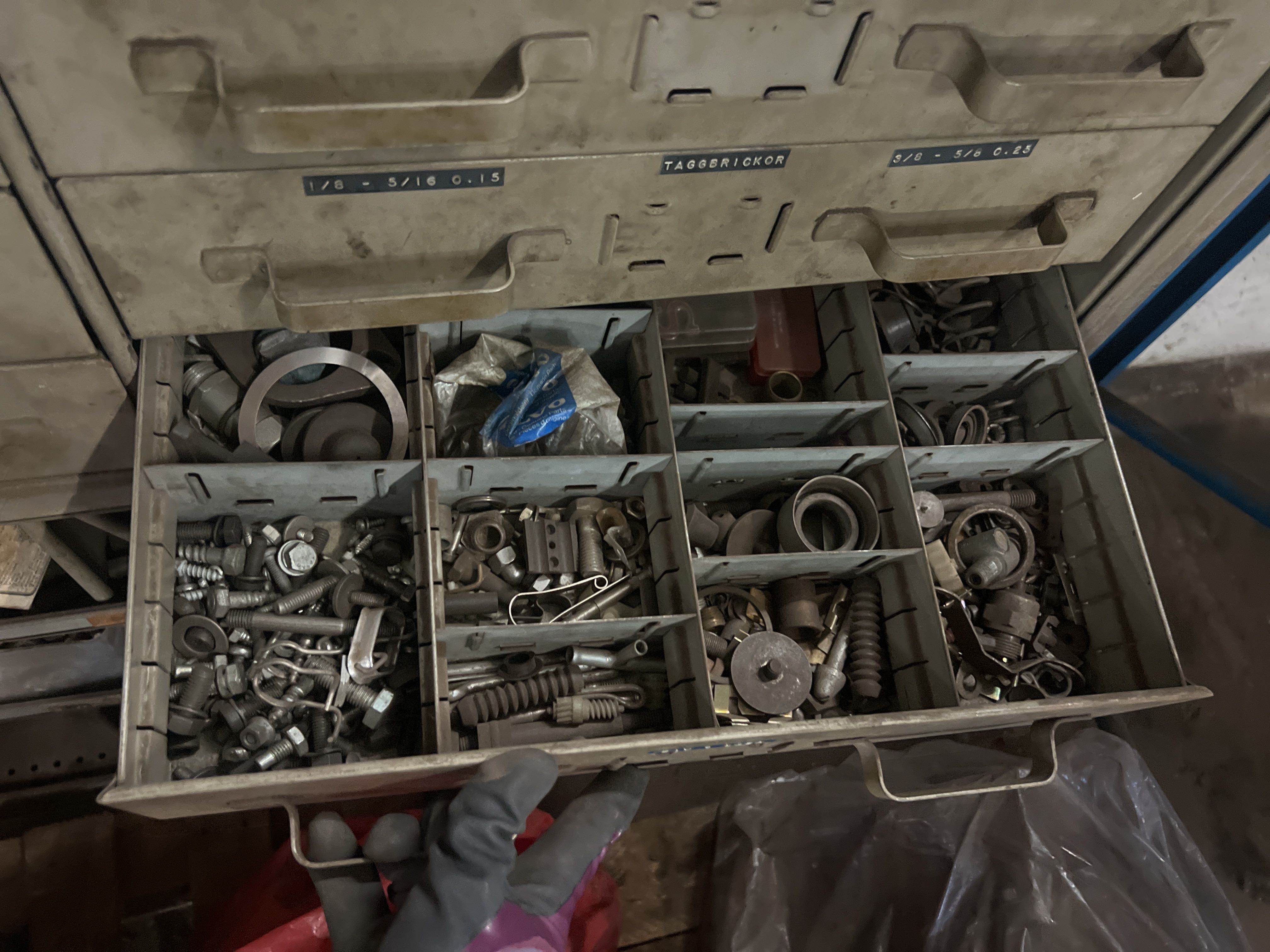 Plåthylla med innehåll - mutter, bult, brickor, mm. - Auktioner online ...