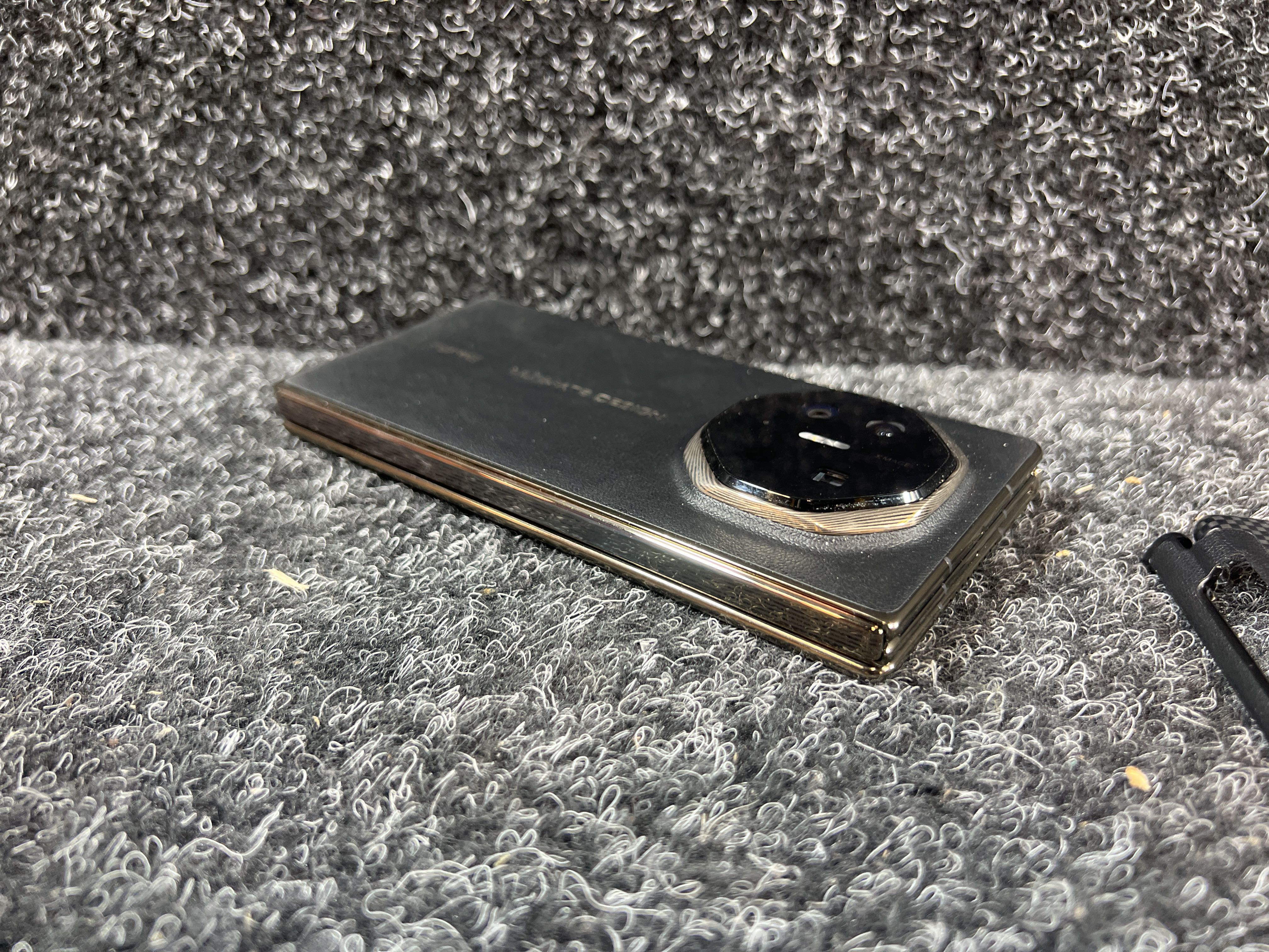 Mobiltelefon - Huawei Mate XT Ultimate Design - Auktioner online ...