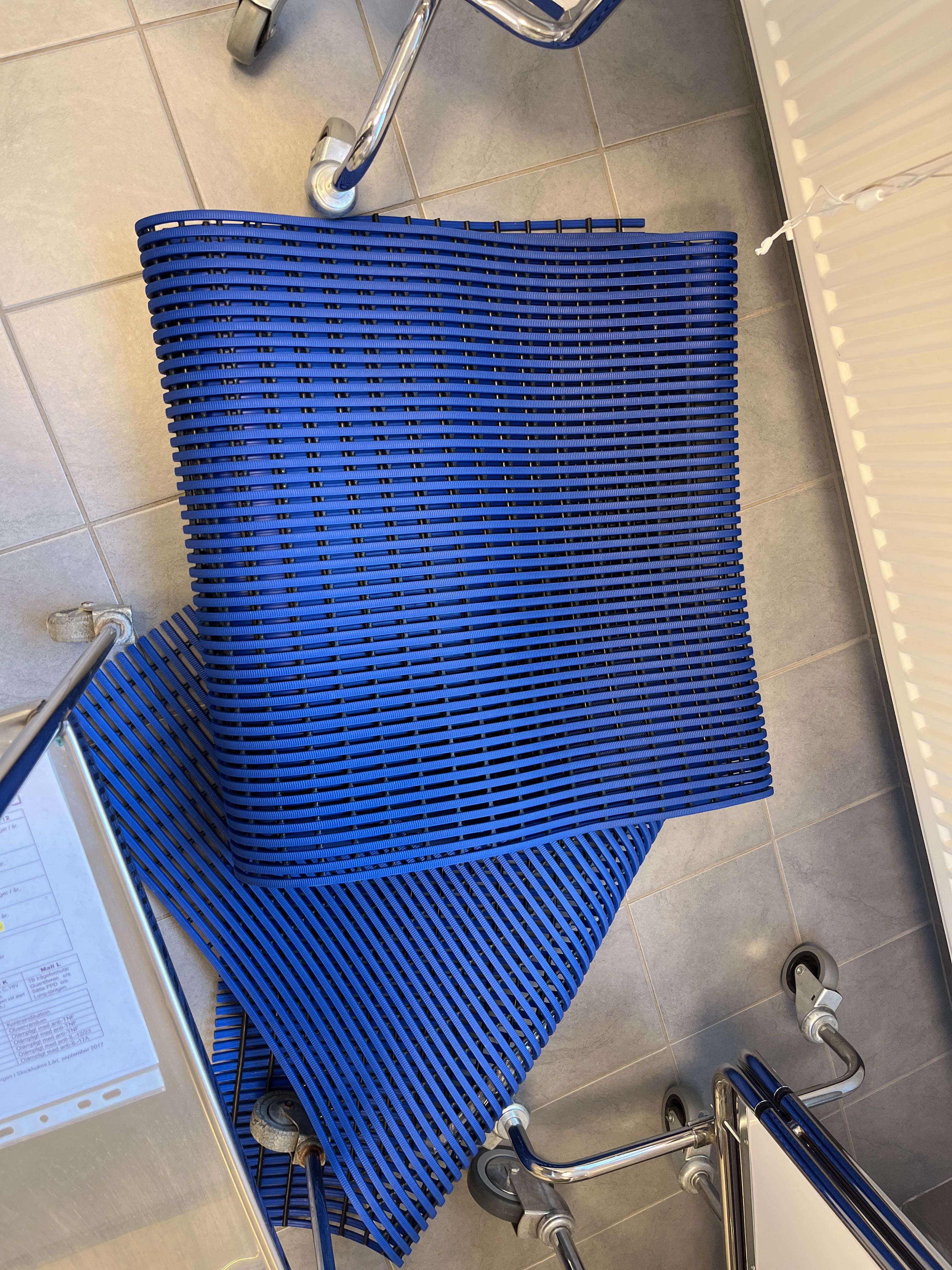 Rust-free shelf trolleys, folding walls and shower mats - PS Auction ...