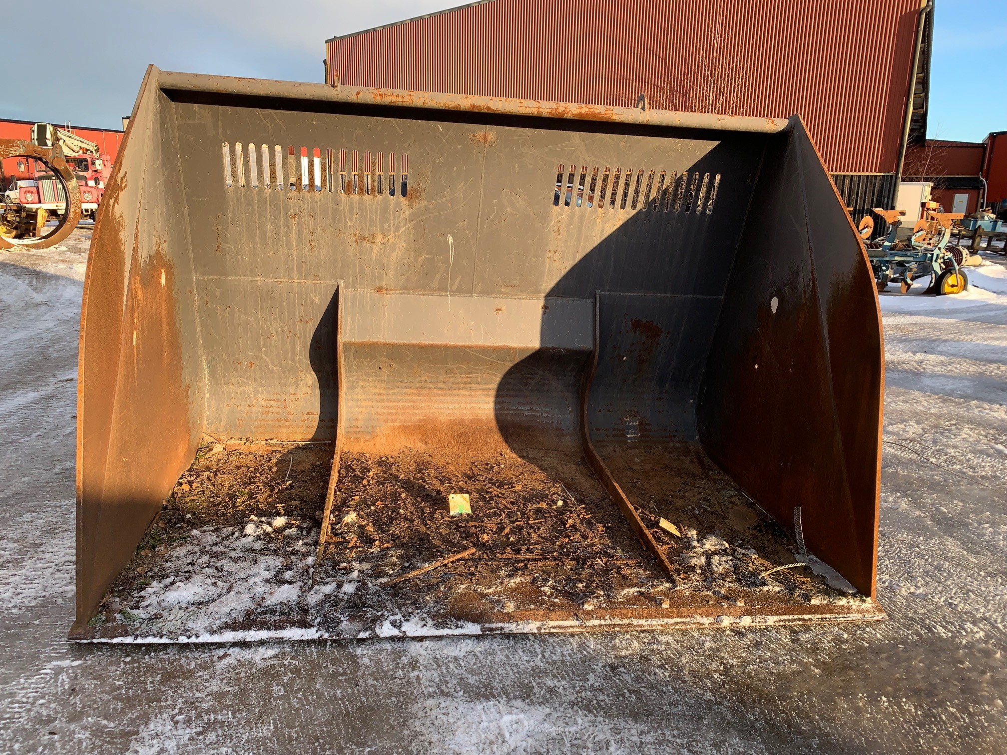 Light material bucket Large BM - PS Auction - We value the future ...