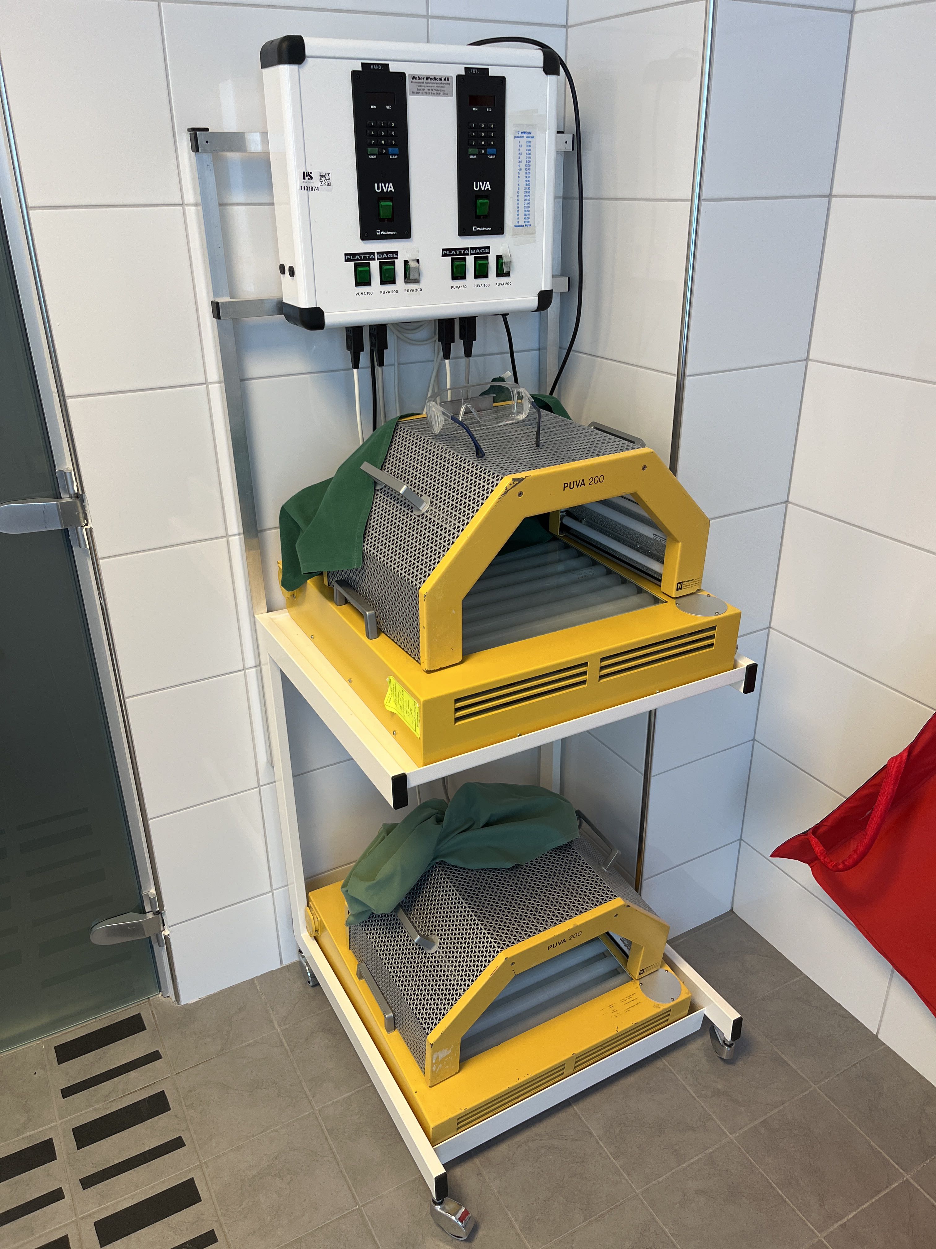 UVA treatment (hands & feet) - Waldmann Puva 180/200 - PS Auction - We ...