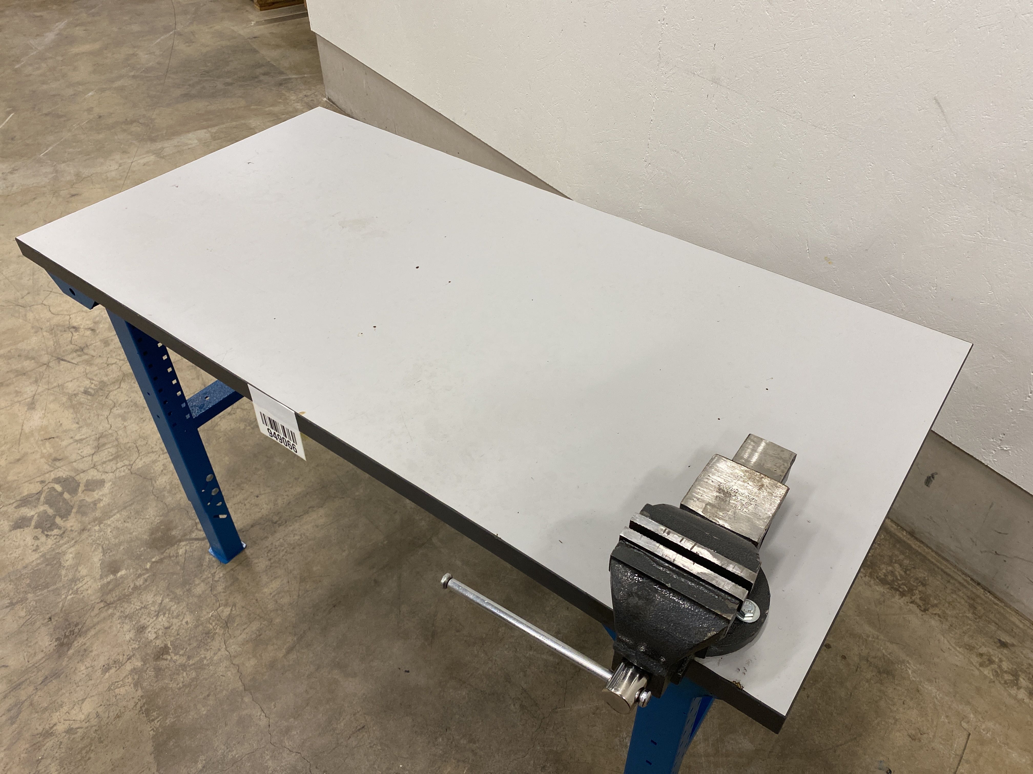 Workbench with vise - PS Auction - We value the future - Largest in net ...