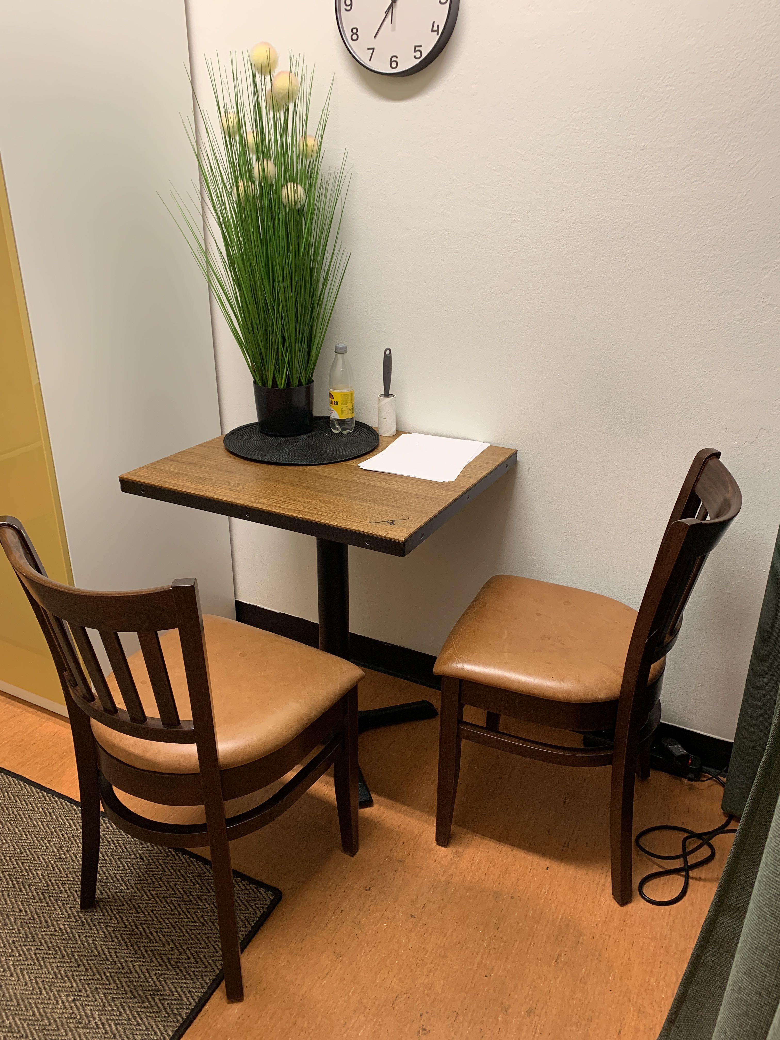 Changing room: wardrobe, clothes rack, table and chairs - PS Auction ...