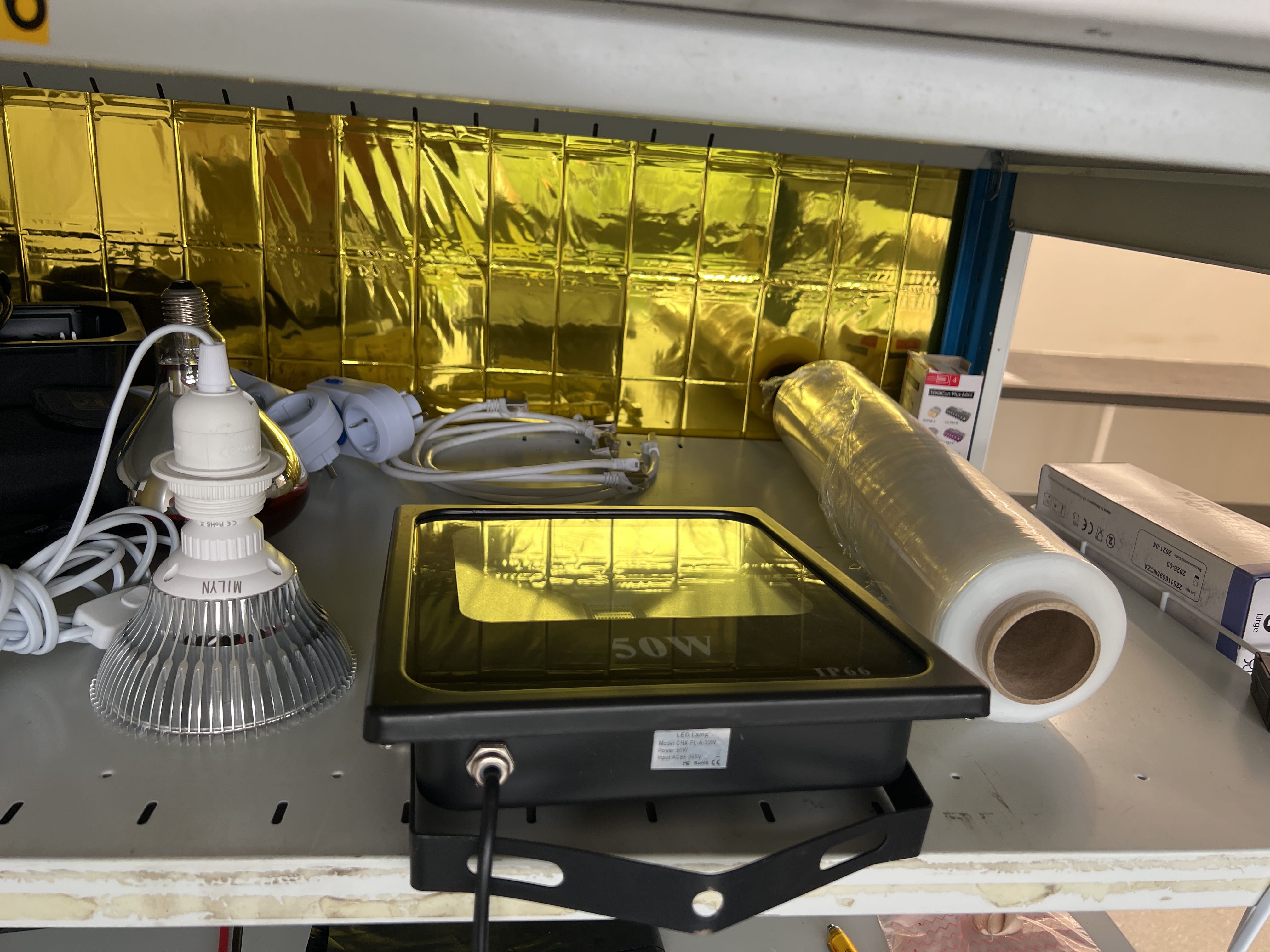 Desk, growing trough and accessories - PS Auction - We value the future ...