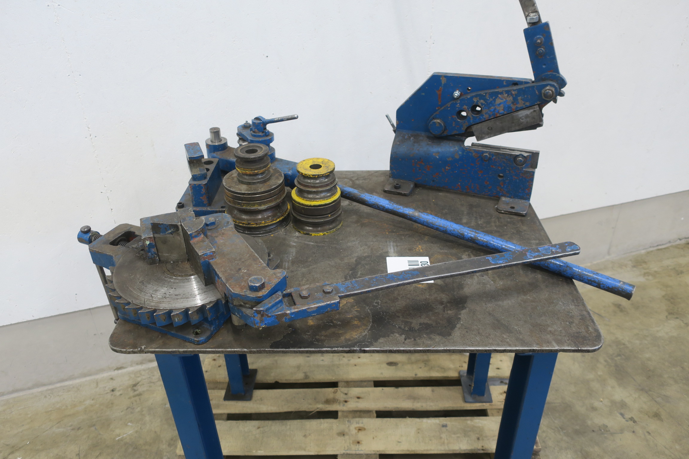 Scissors, pipe trestle, flat iron trestle - PS Auction - We value the ...