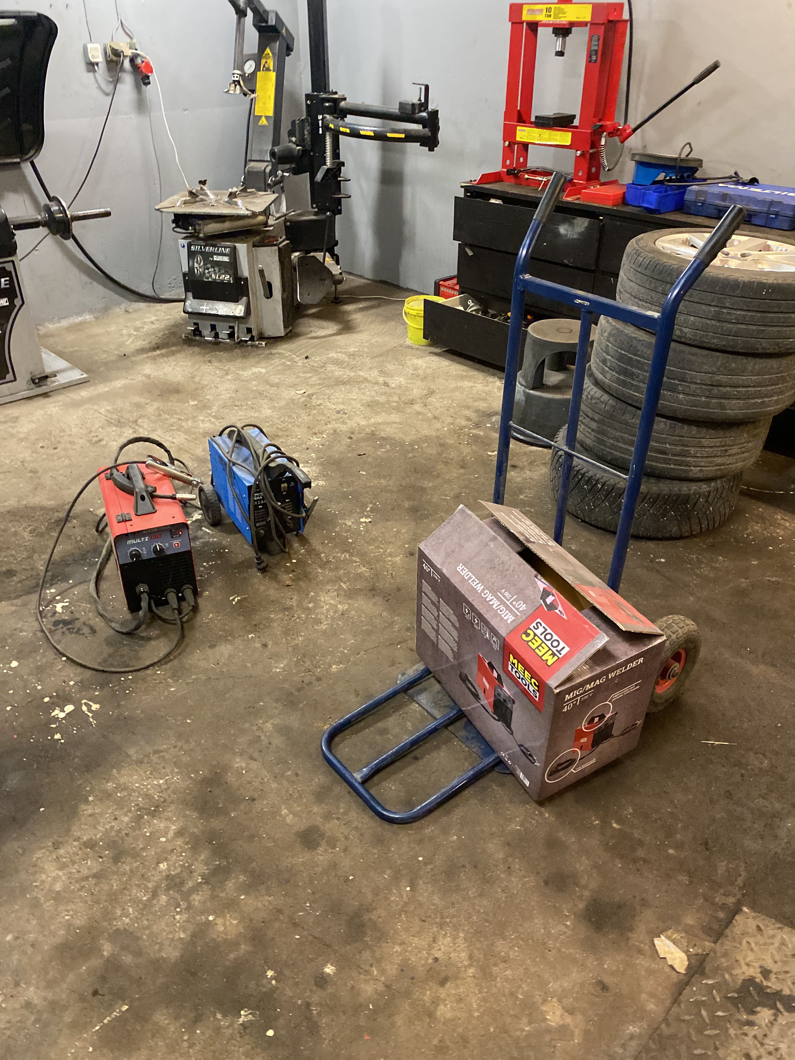 2st svetsar samt säckkärra - Auktioner online - Nätauktioner ...