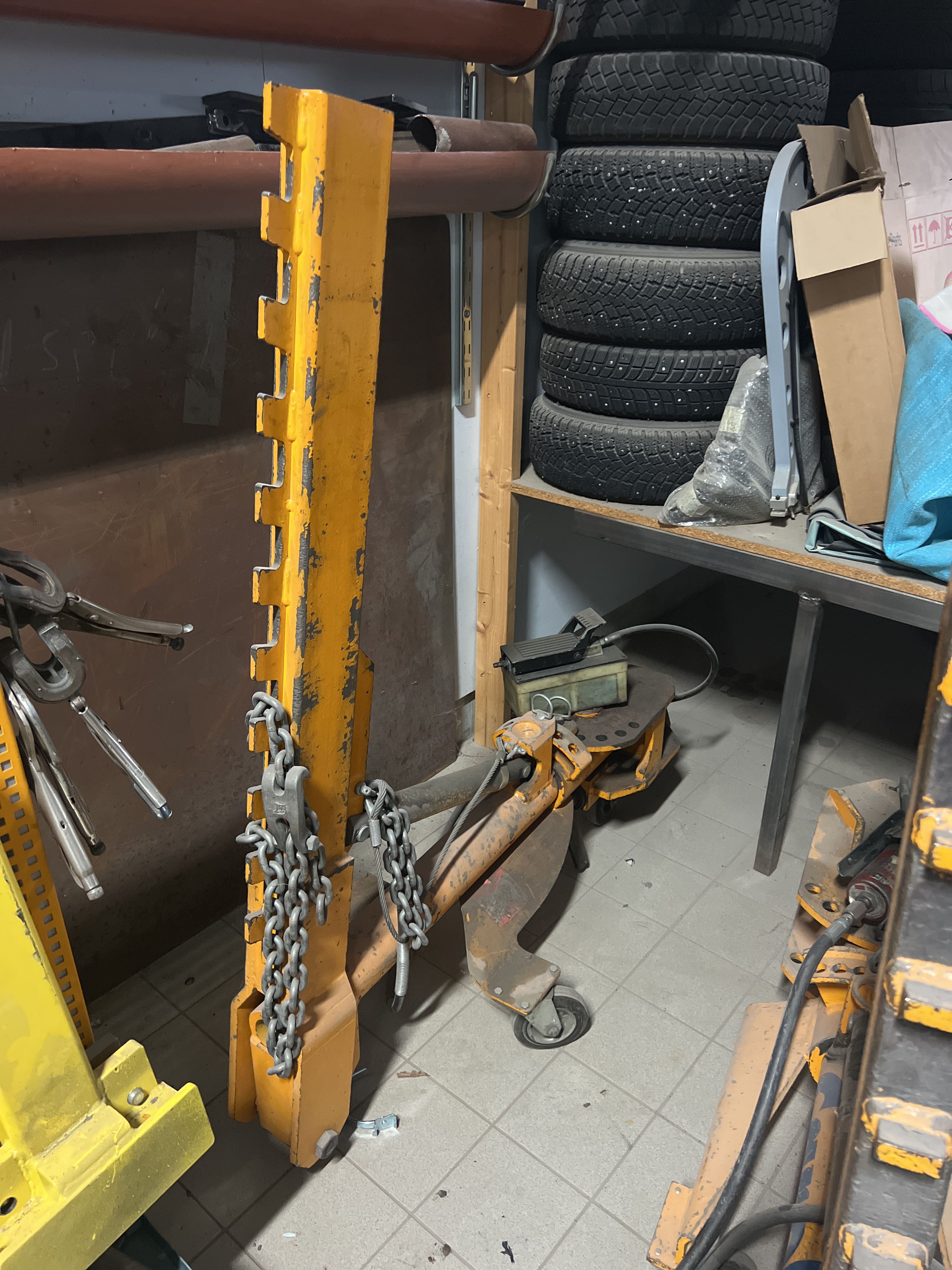 Straightening bench with accessories - Caro-O-Liner - PS Auction - We ...