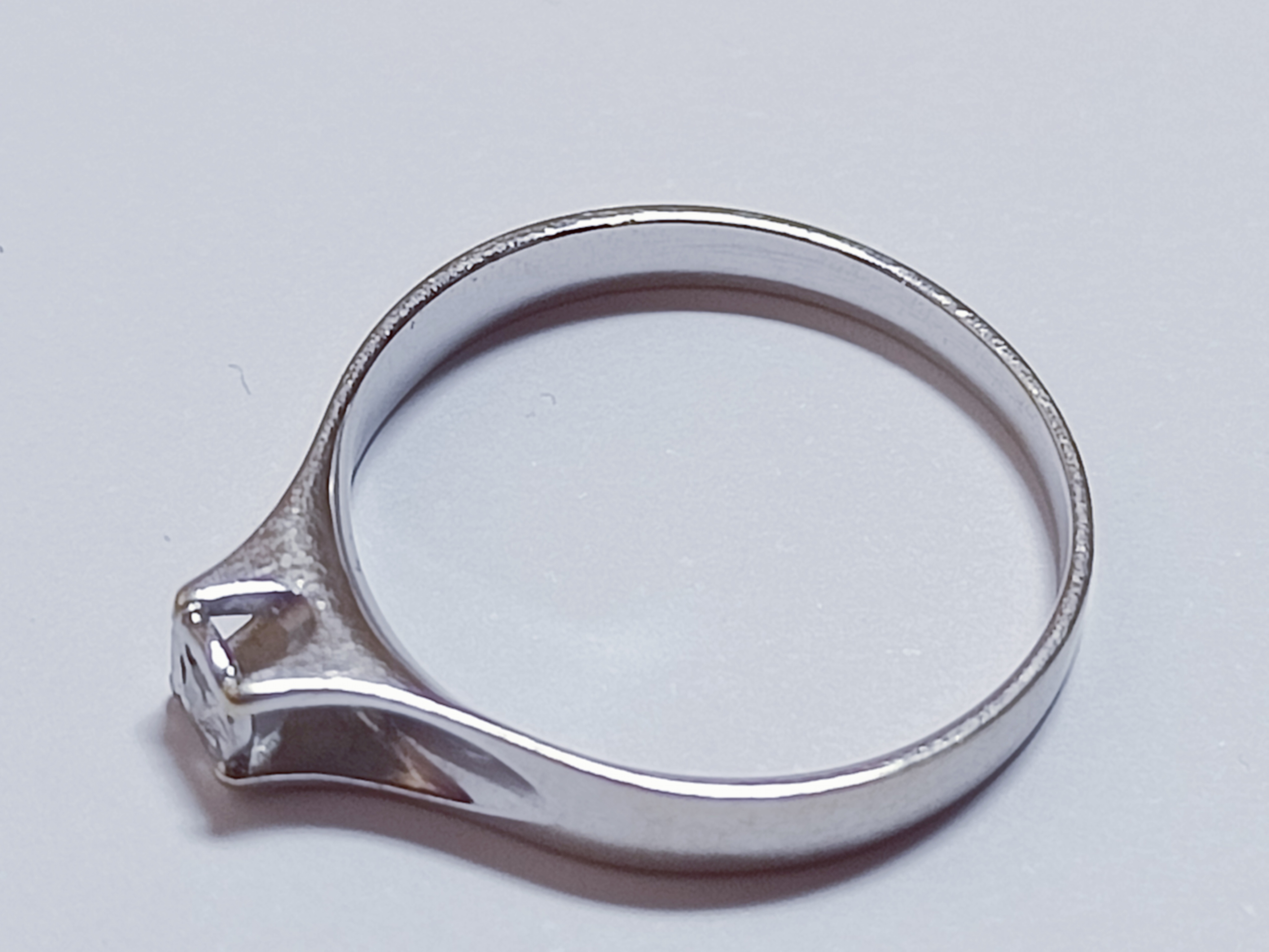 Guldring i vitt guld 18K med sten - Auktioner online - Nätauktioner ...