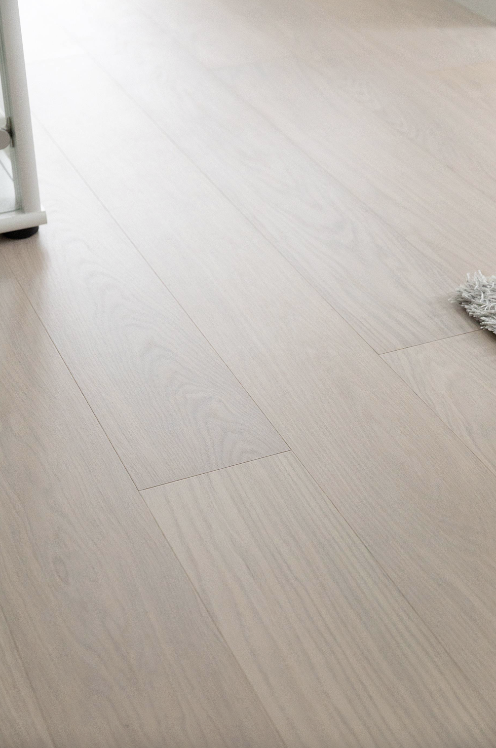 Härdad Ek Powder White Mattlack, 267 kvm, klickgolv 5G, L - Auktioner ...