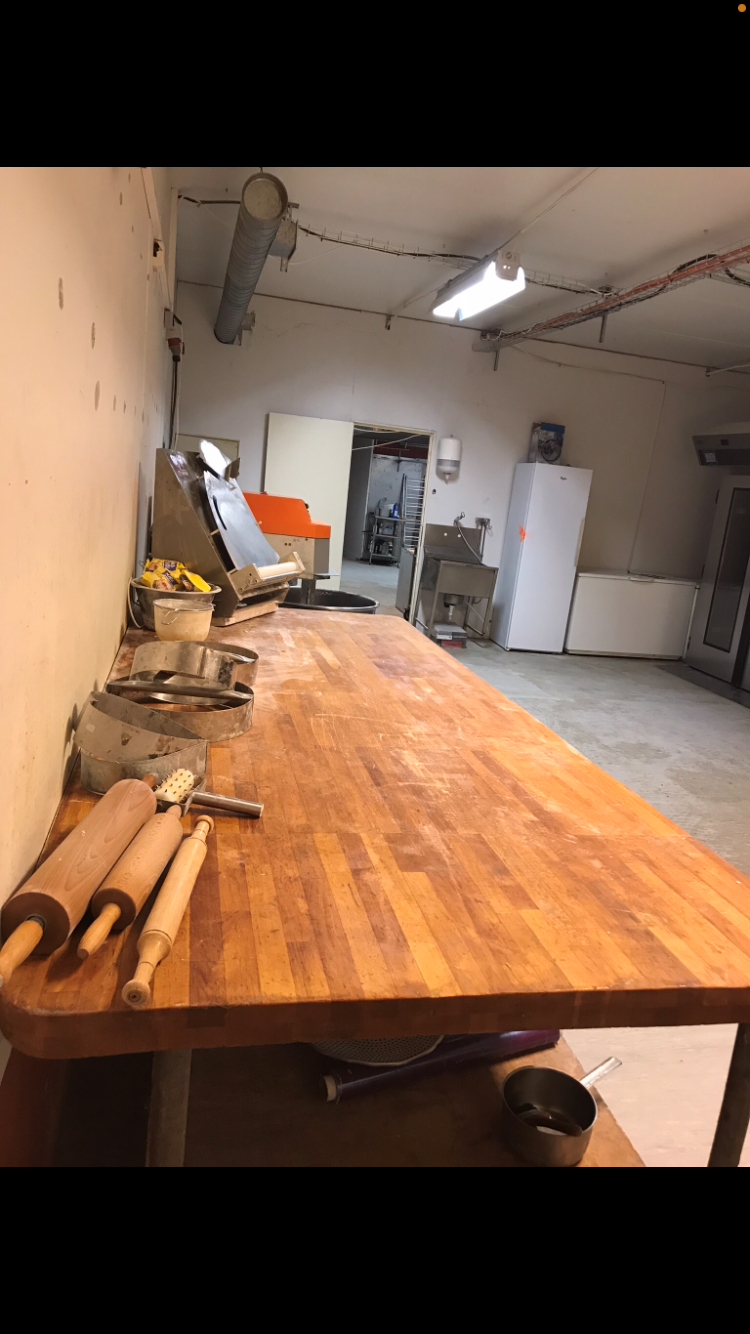 Back table with wooden top and shelf - PS Auction - We value the future ...