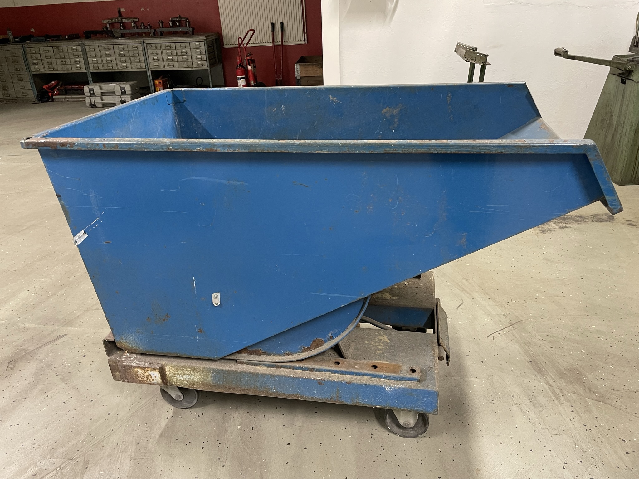 Tippable waste container on wheels - PS Auction - We value the future ...
