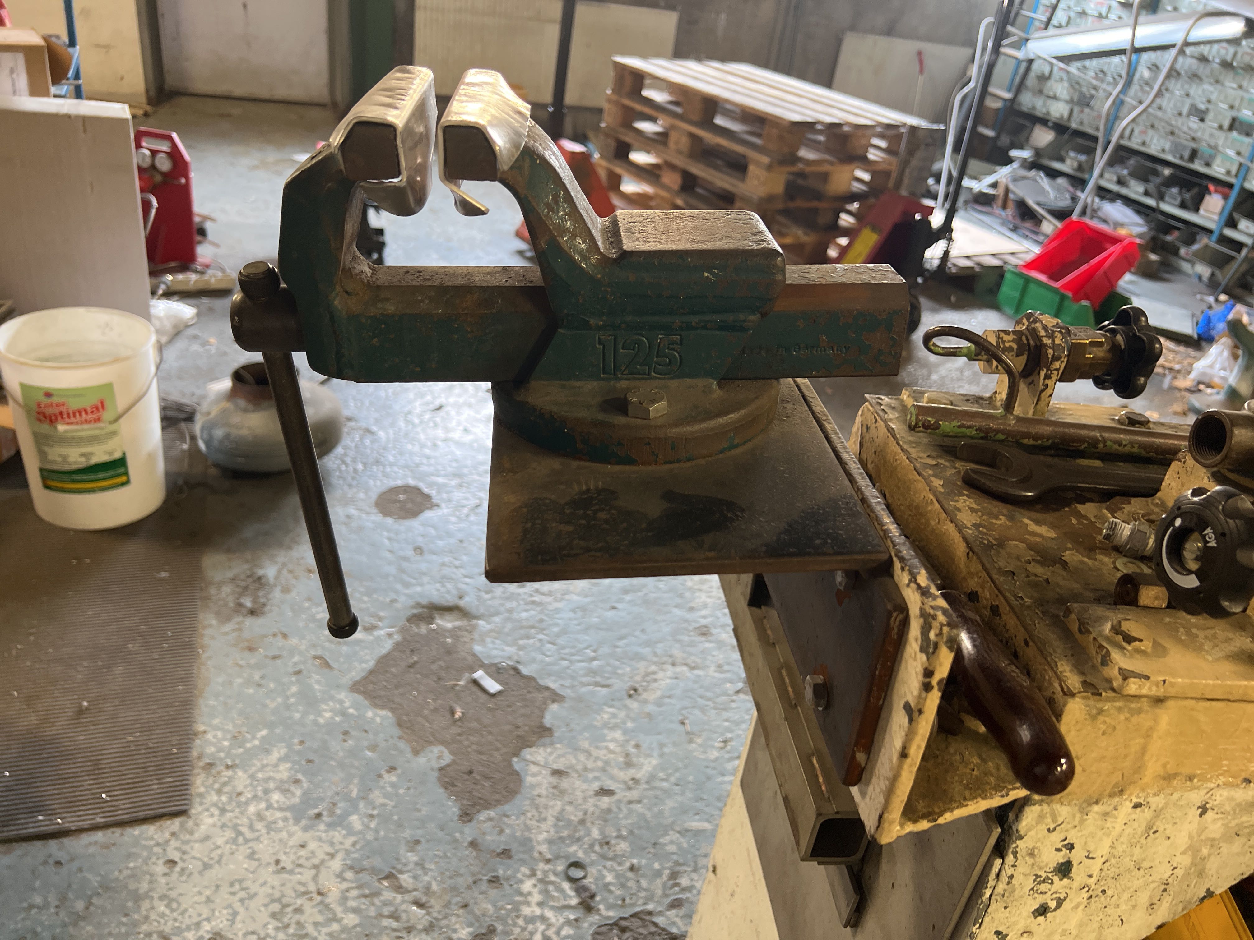 Gas connection bench with vise - PS Auction - We value the future ...