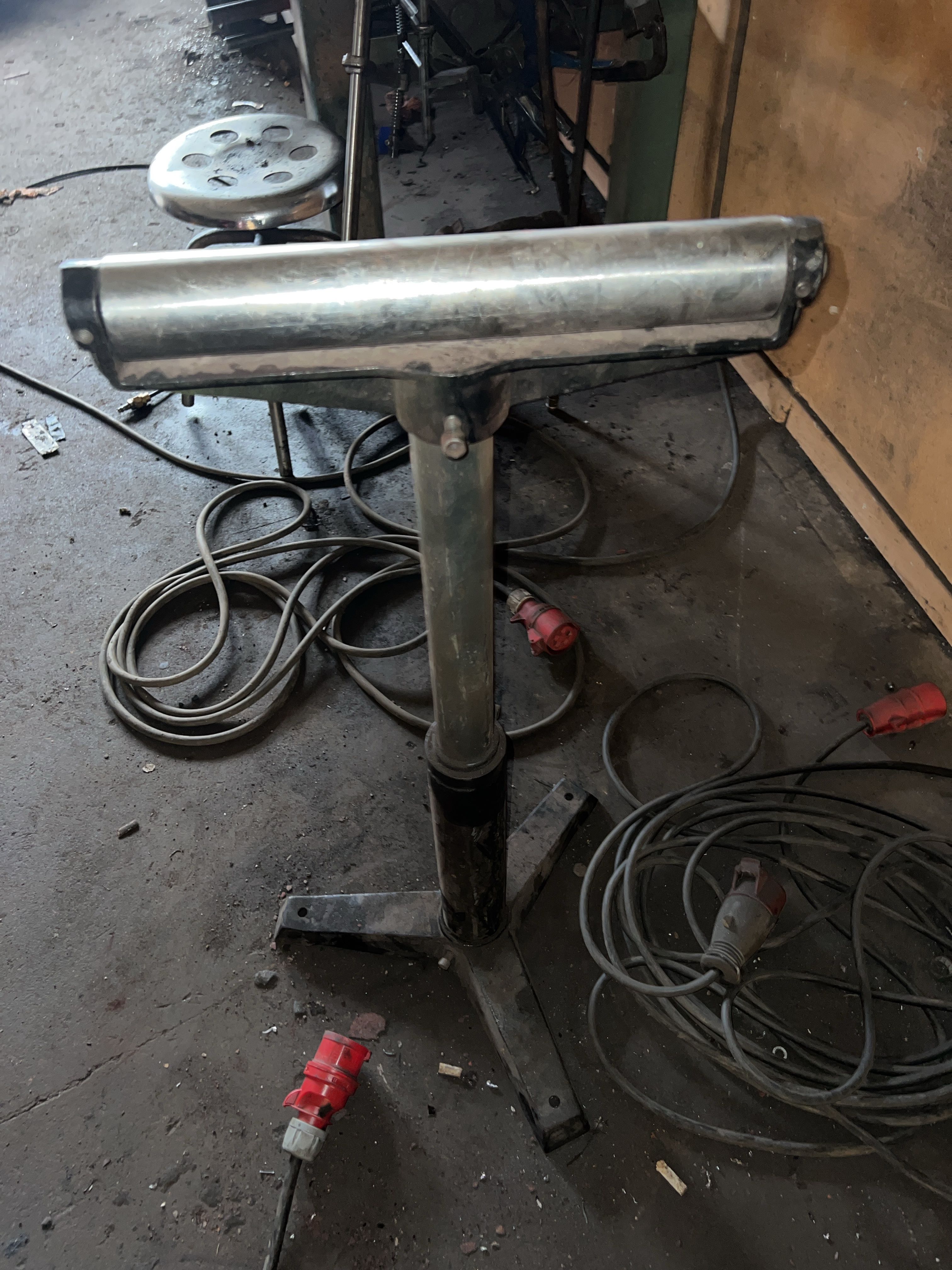 Bandslipmaskin väggfäst samt verktygstavla & rullbock - Auktioner ...