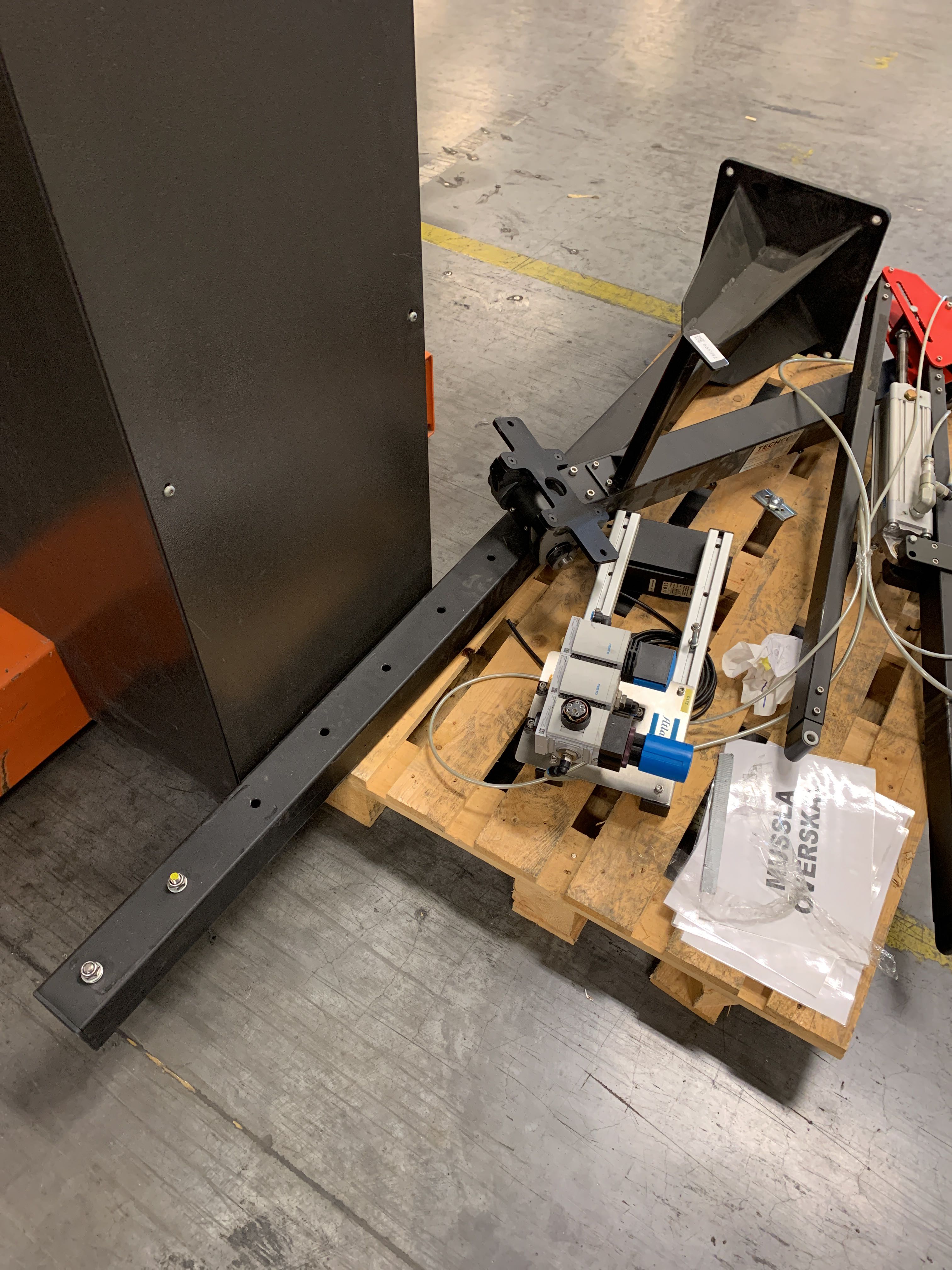 Pillar swing crane Techcon, pneumatic raising / lowering - PS Auction ...