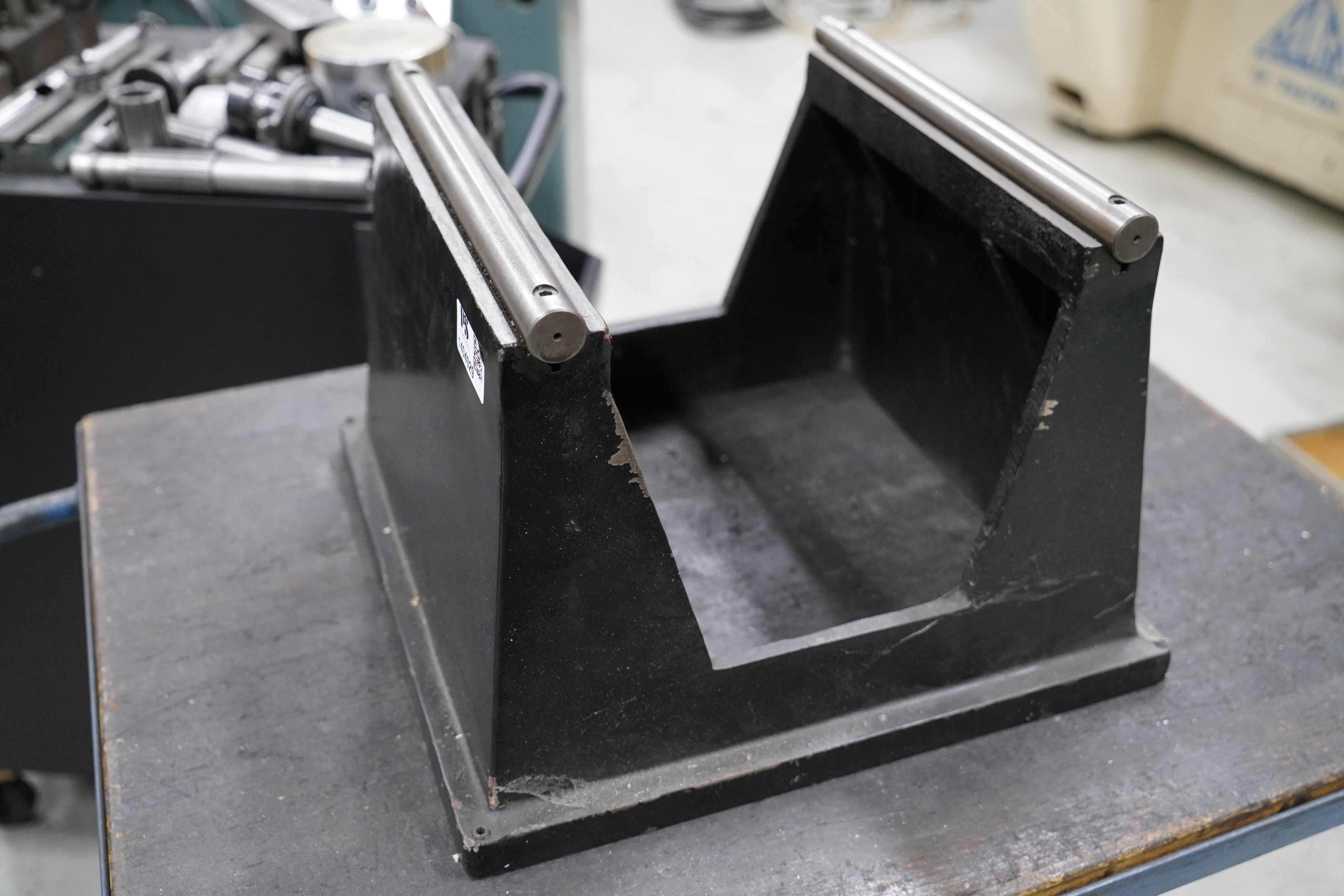 V-block i gjutjärn med rundstavar - Auktioner online - Nätauktioner ...