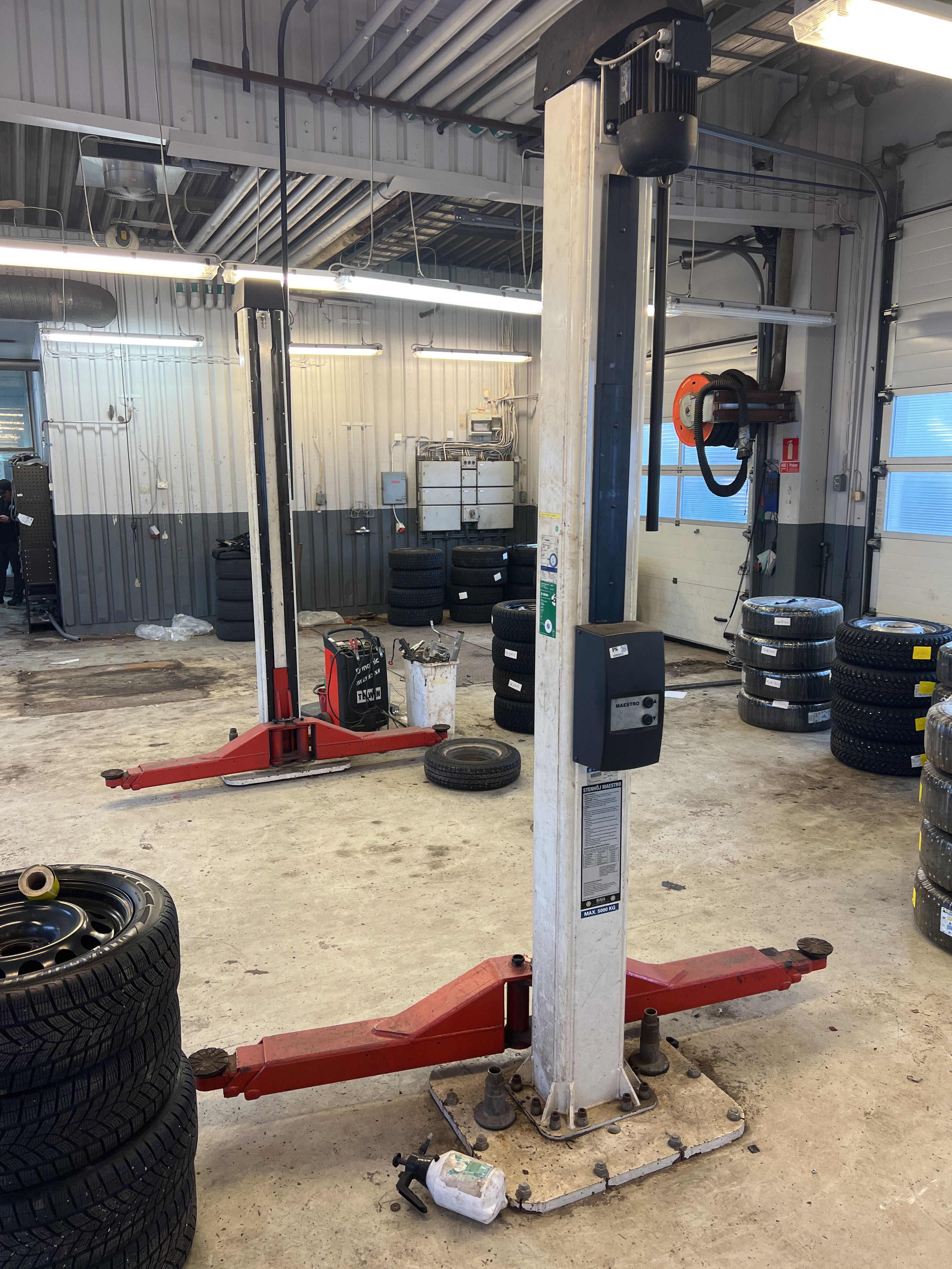 2-Pillar lift Stone lift Maestro 5Ton -2007 - PS Auction - We value the ...