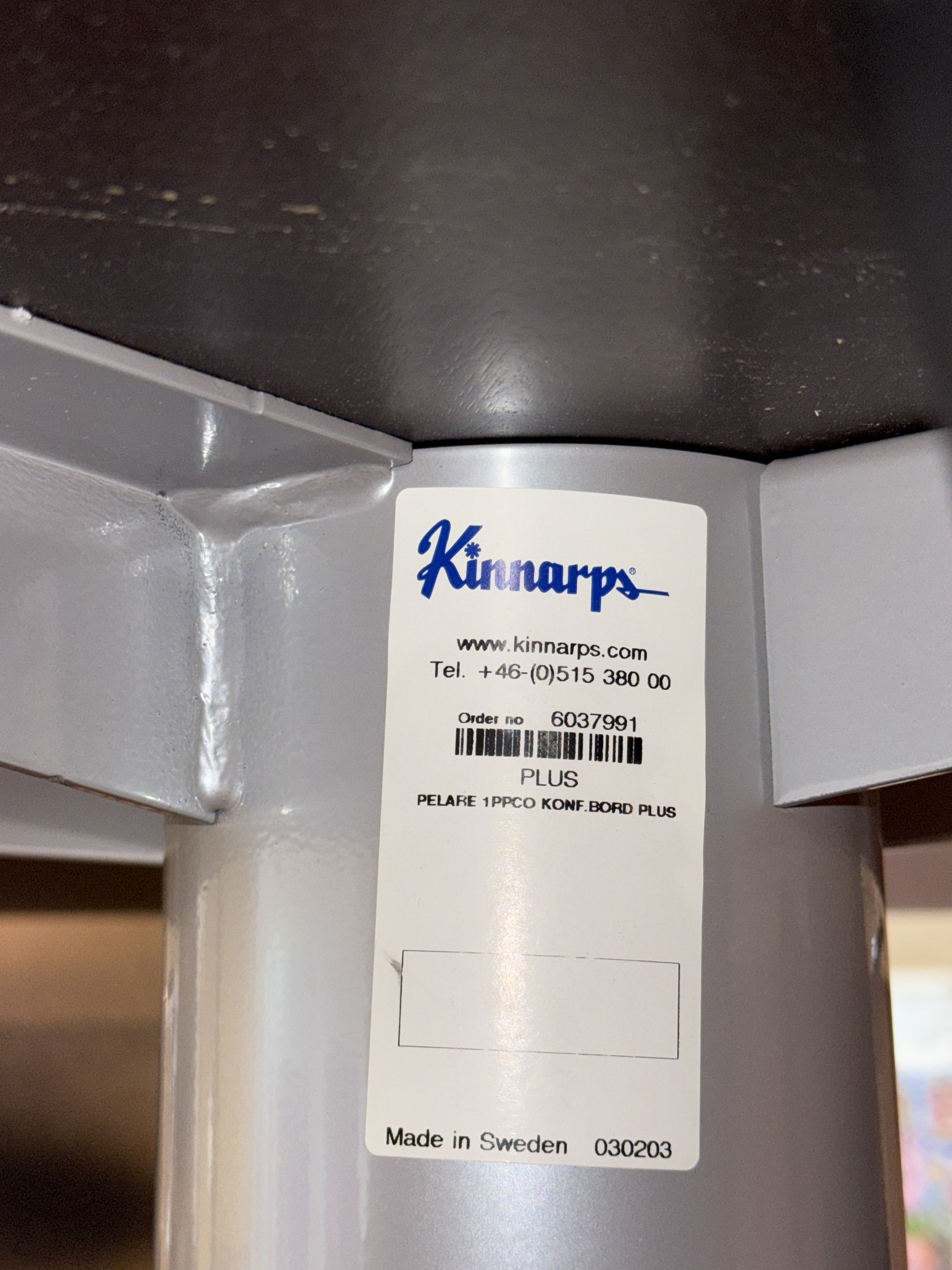 Konferensbord med 12 st stolar och matta - Kinnarps / Lammhults ...