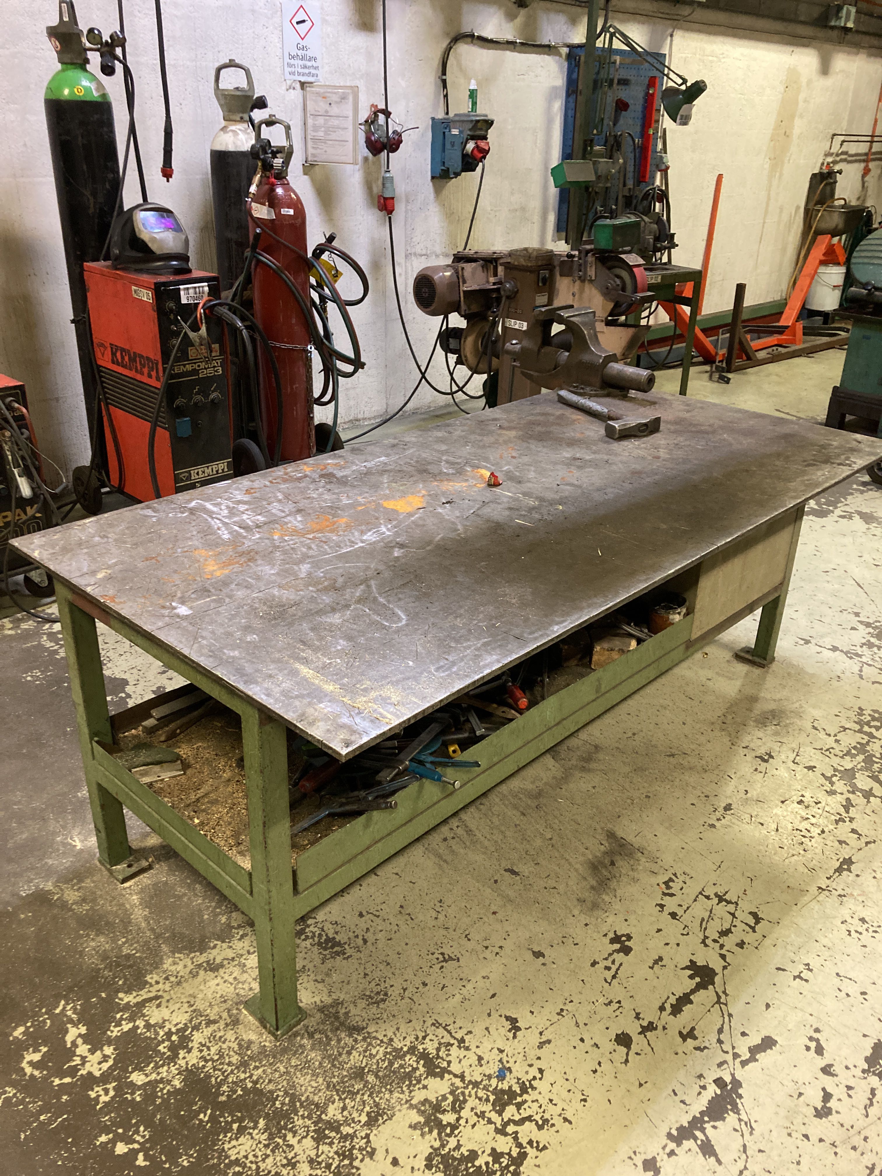 Welding table with bench vise incl. content - PS Auction - We value the ...