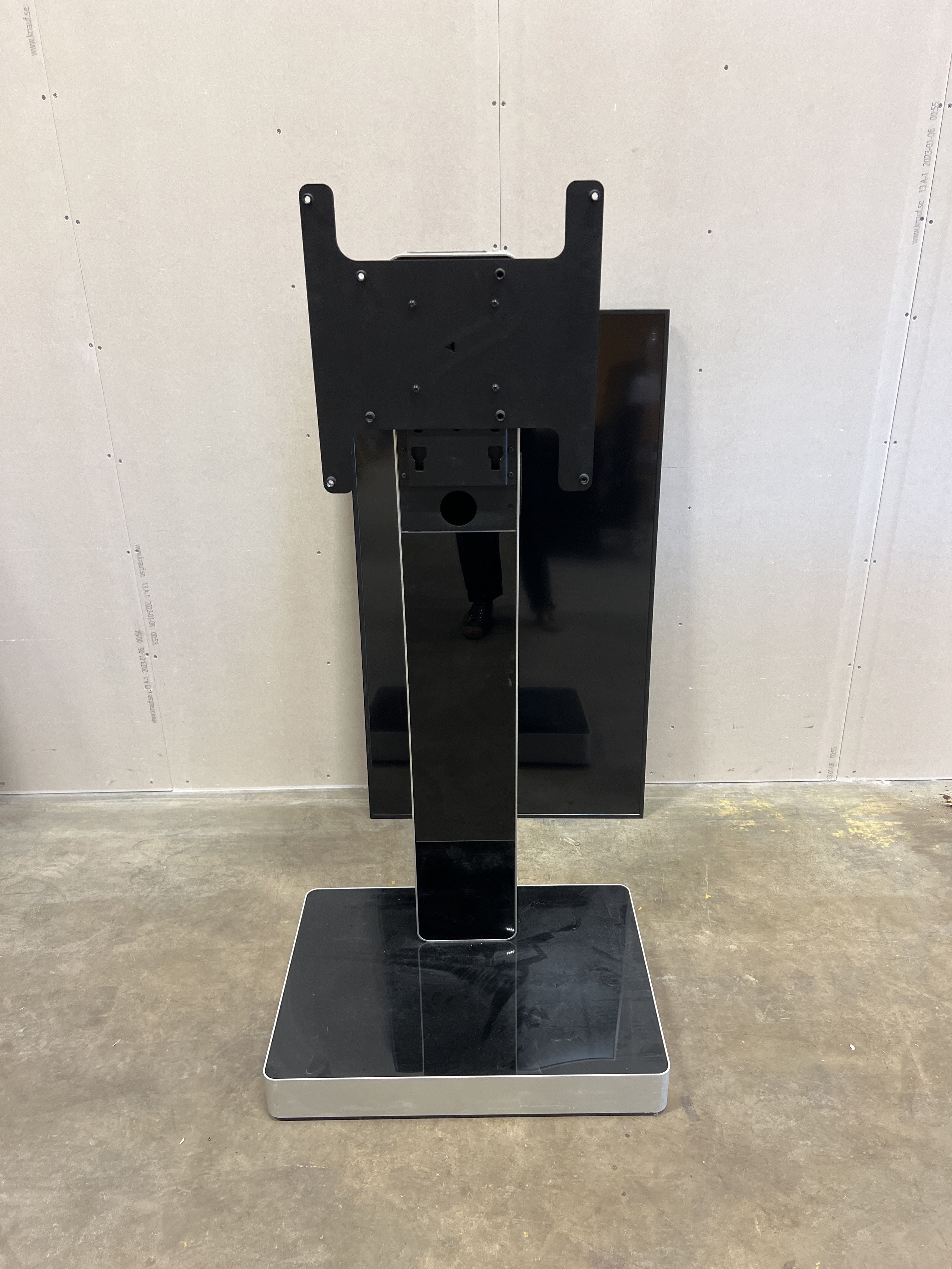 Display screen 55" with stand on wheels - Samsung QB55R - PS Auction ...