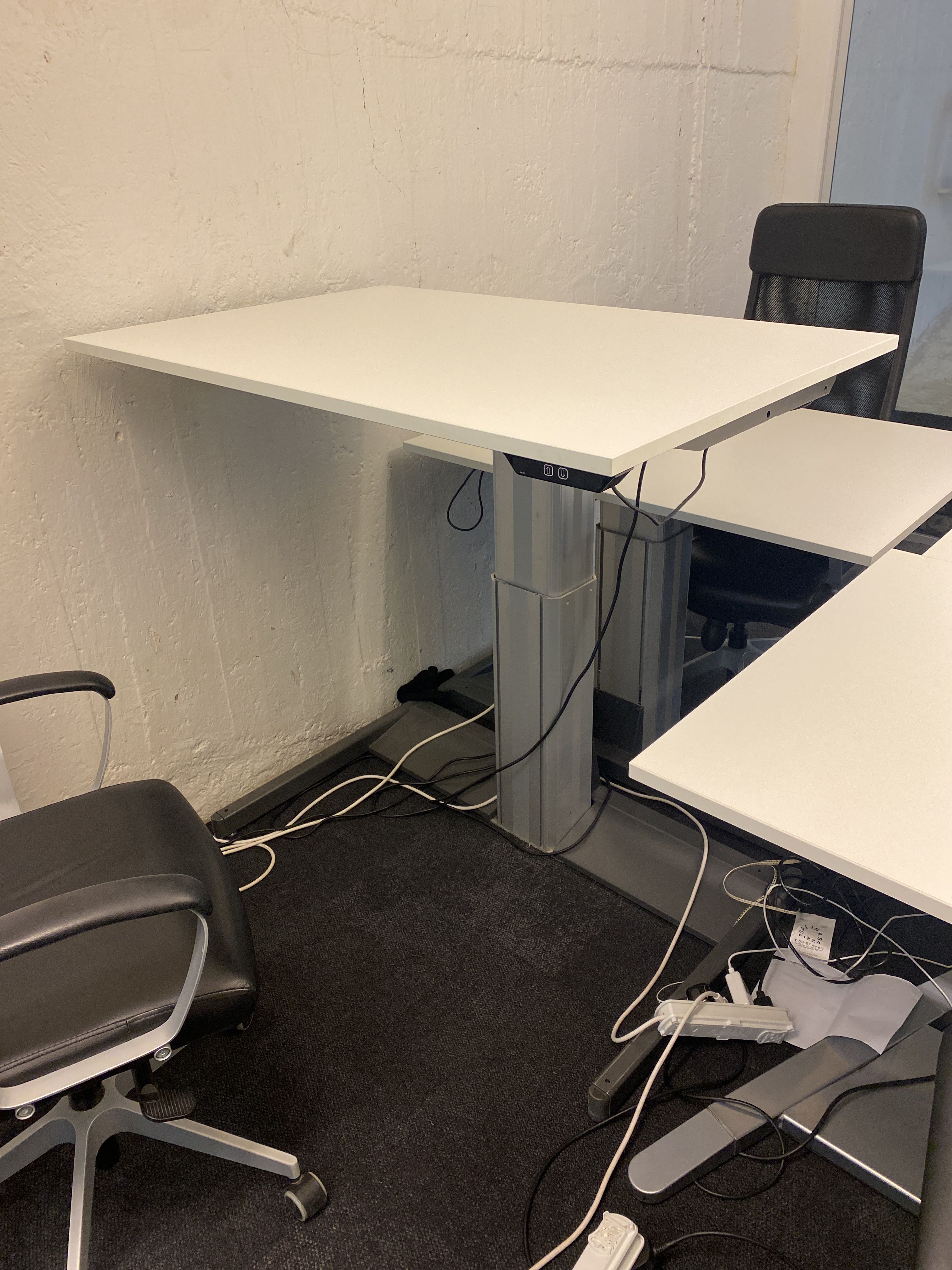 6 Linak Swedstyle desks and 5 desk chairs - PS Auction - We value the ...