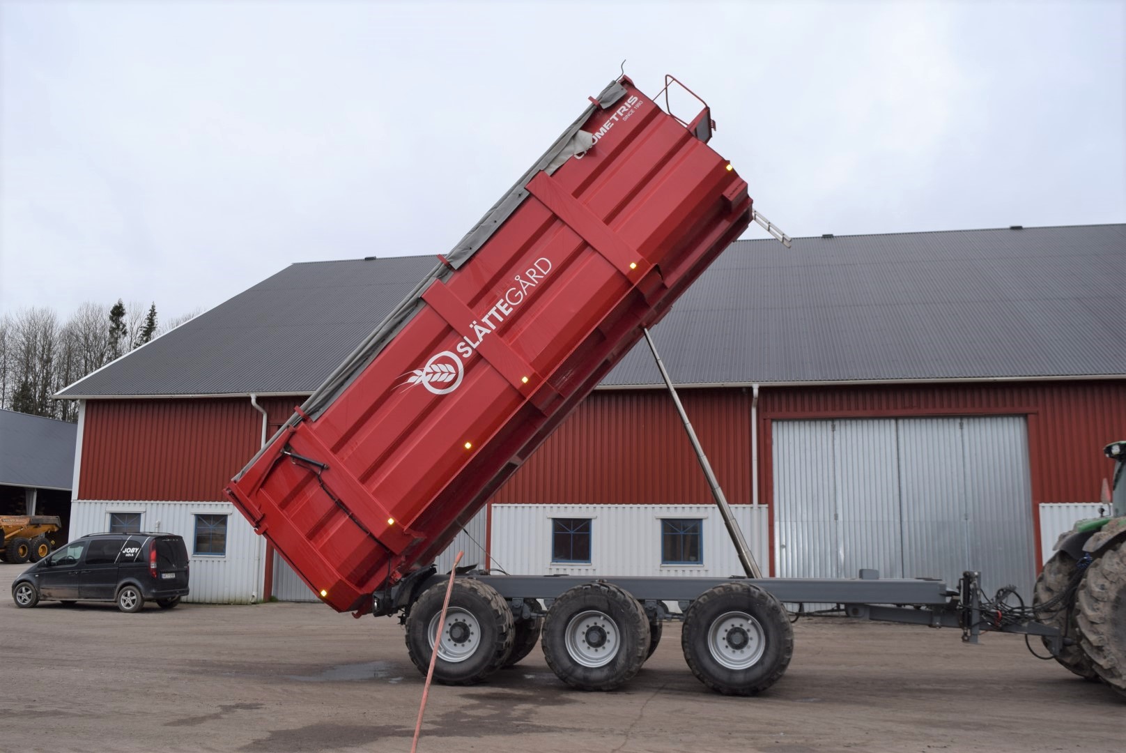 3-axle tractor trailer with rear tipping point (30 tonnes) Laumetris ...