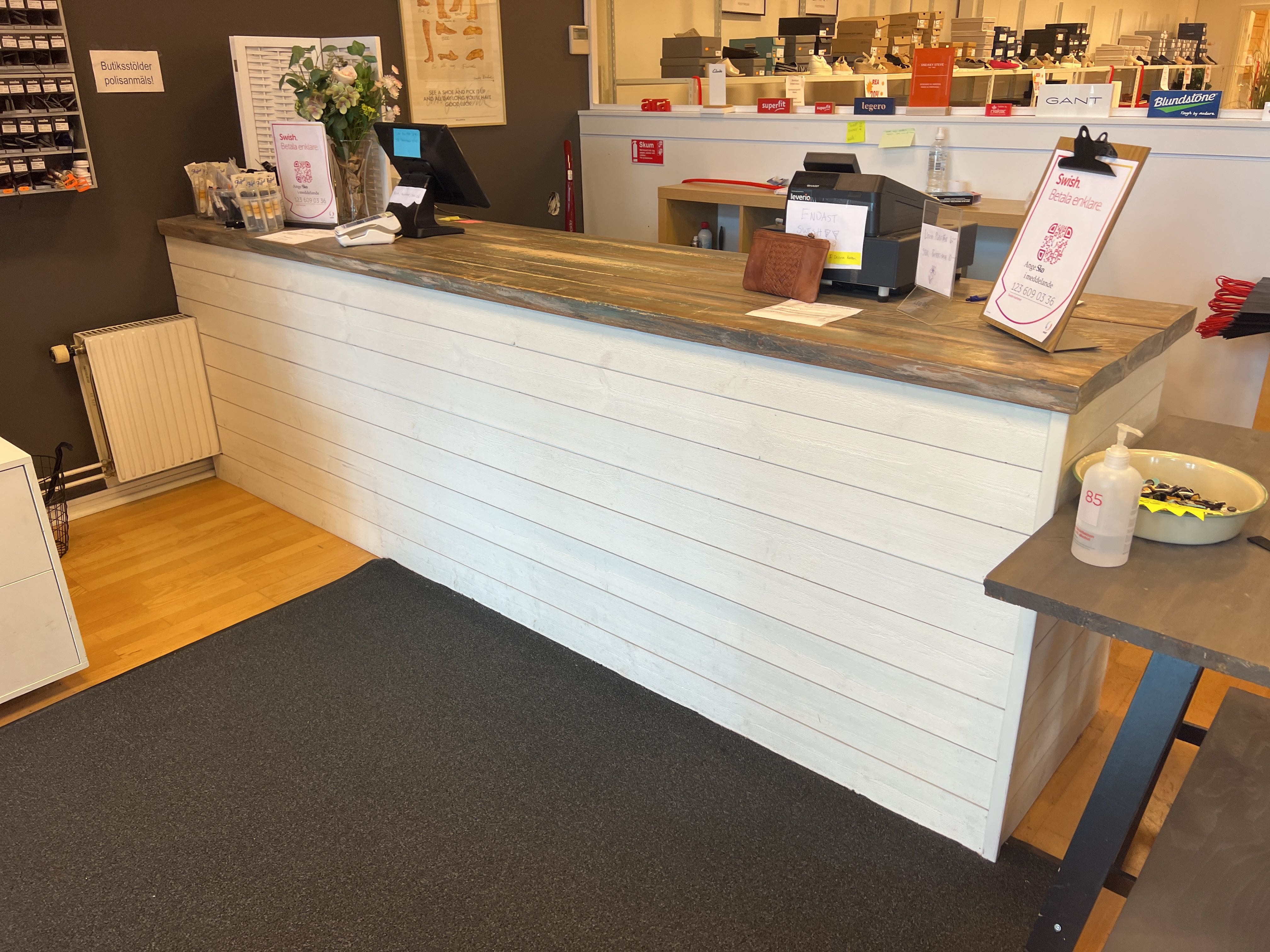 Kassadisk i trä - Auktioner online - Nätauktioner & Konkursauktioner ...