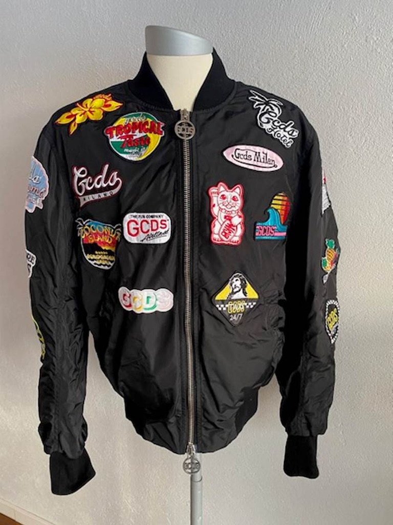 GCDS - bomber patch, svart - från italienskt designermärke - Auktioner ...