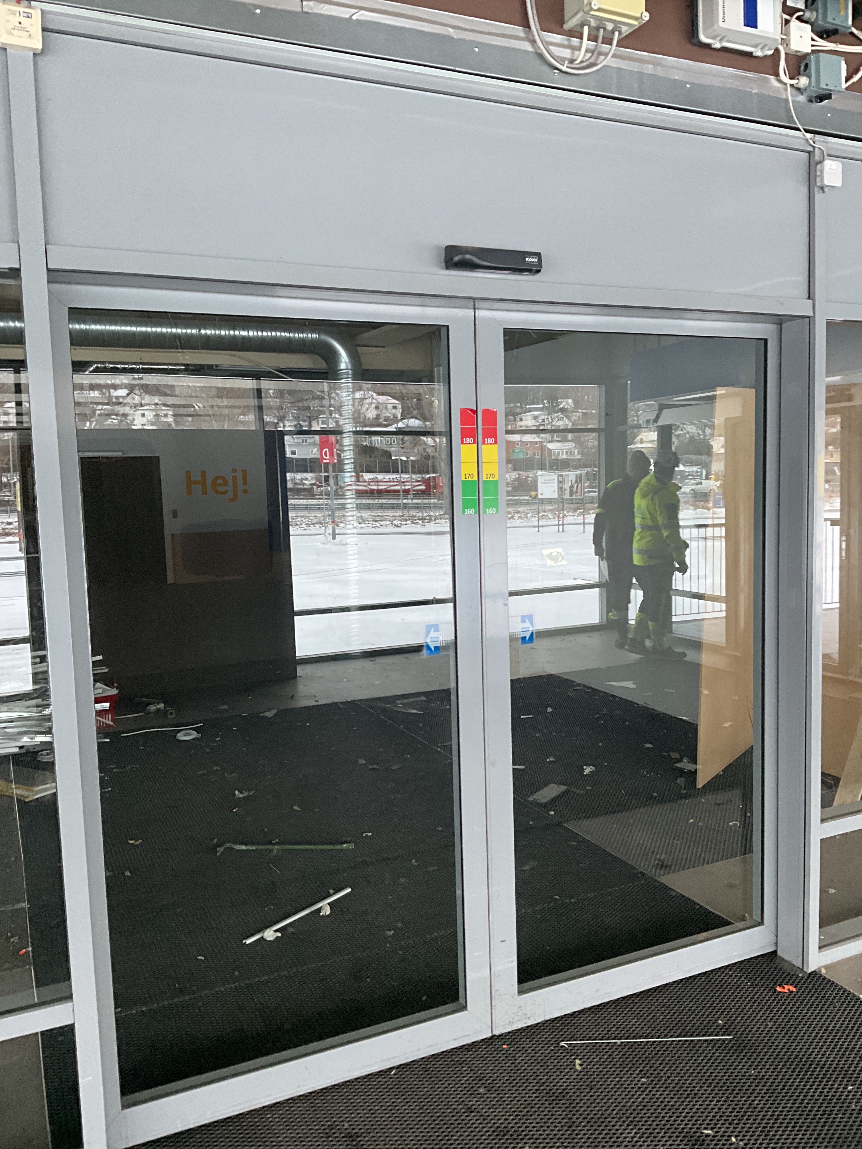 Entrance hall with sliding doors 6 meters - PS Auction - We value the ...
